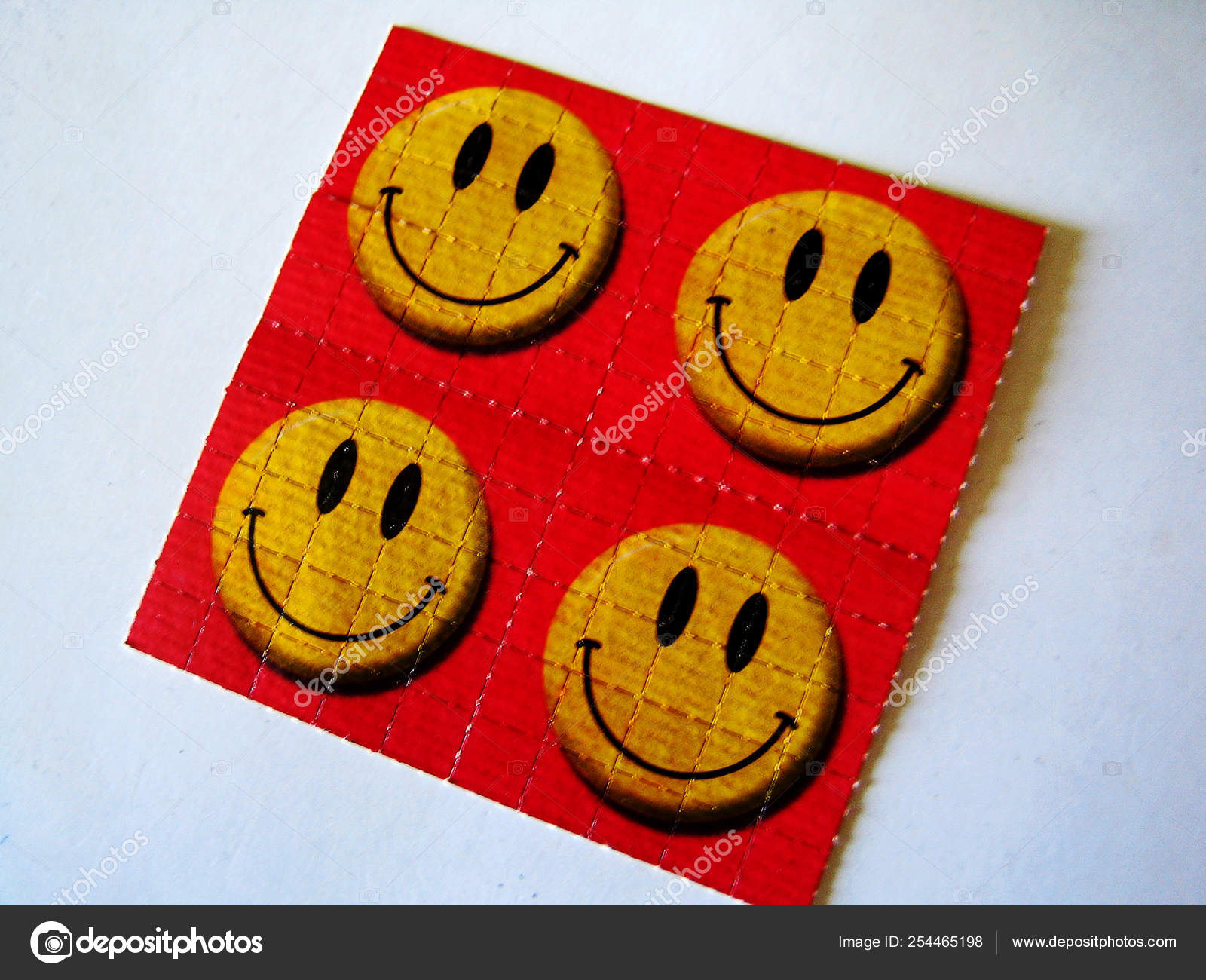 Lsd Smiley Face - 1600x1300 Wallpaper - teahub.io