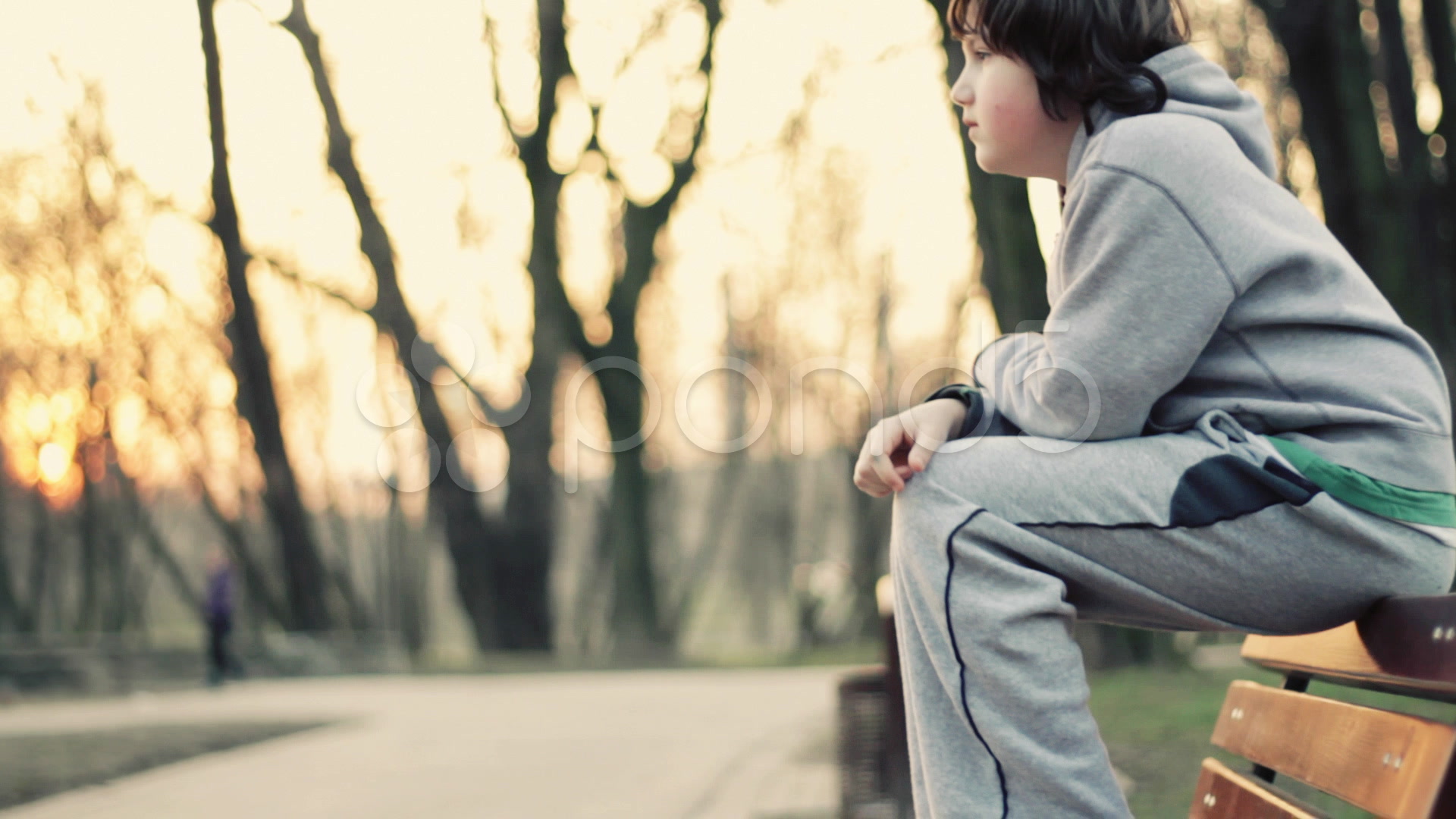 Boy Sitting Down Bench - 1920x1080 Wallpaper - teahub.io