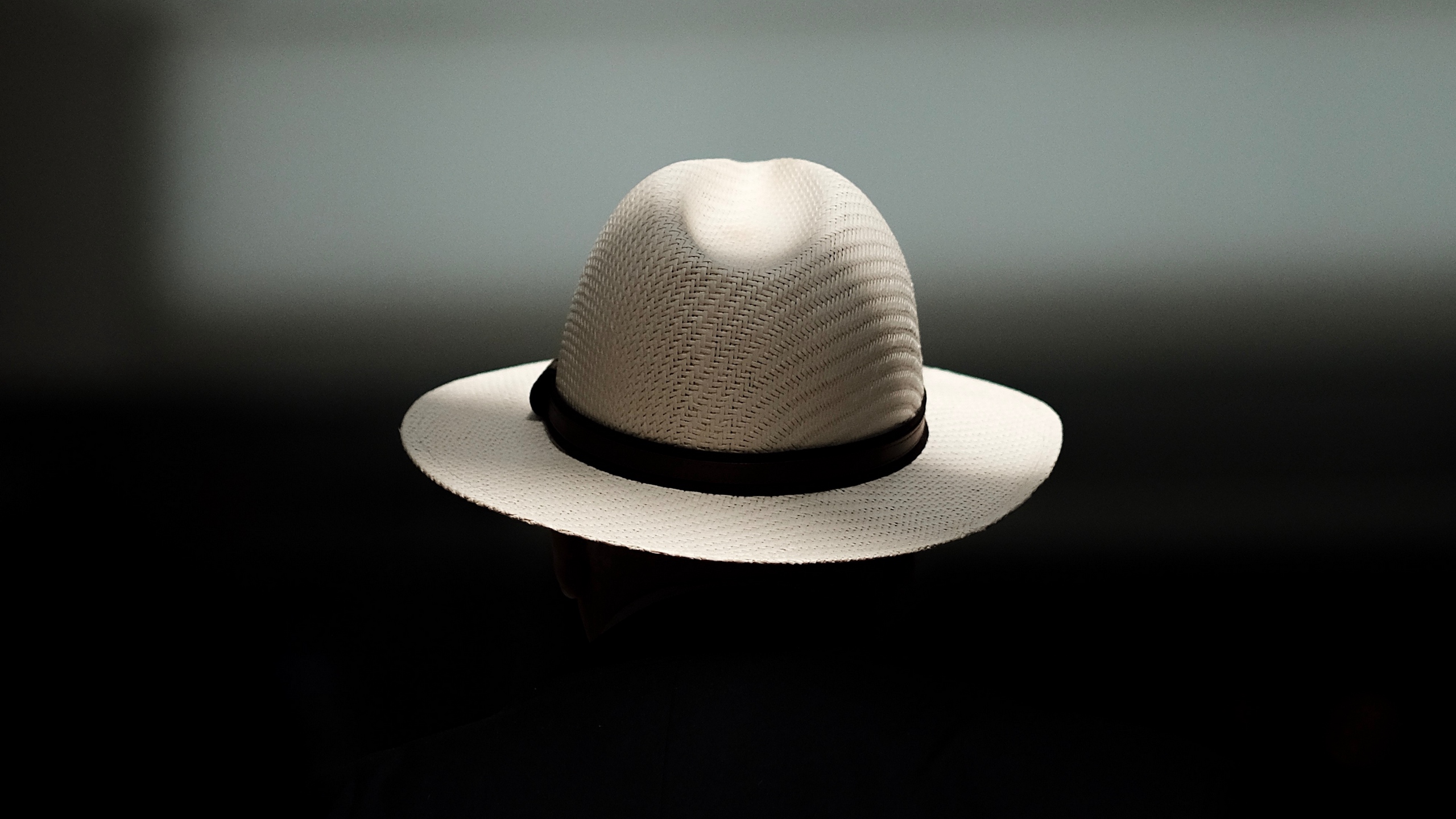 Wallpaper Hat, Minimalism, Levitation - Hat Wallpaper Hd - 2560x1440 ...