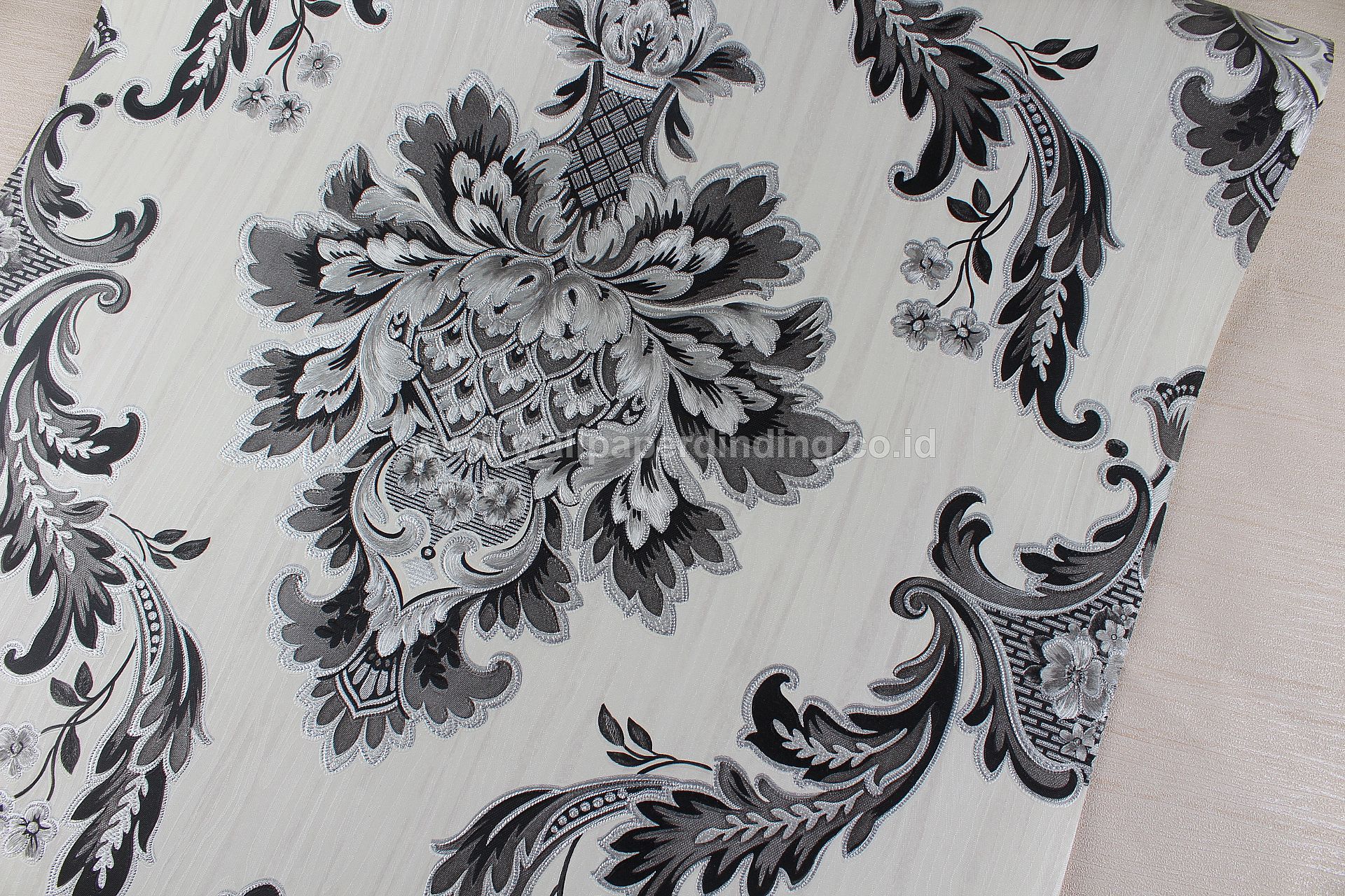 Wallpaper Dinding Batik Hitam Silver Lux301-3 - Batik Hitam Putih ...