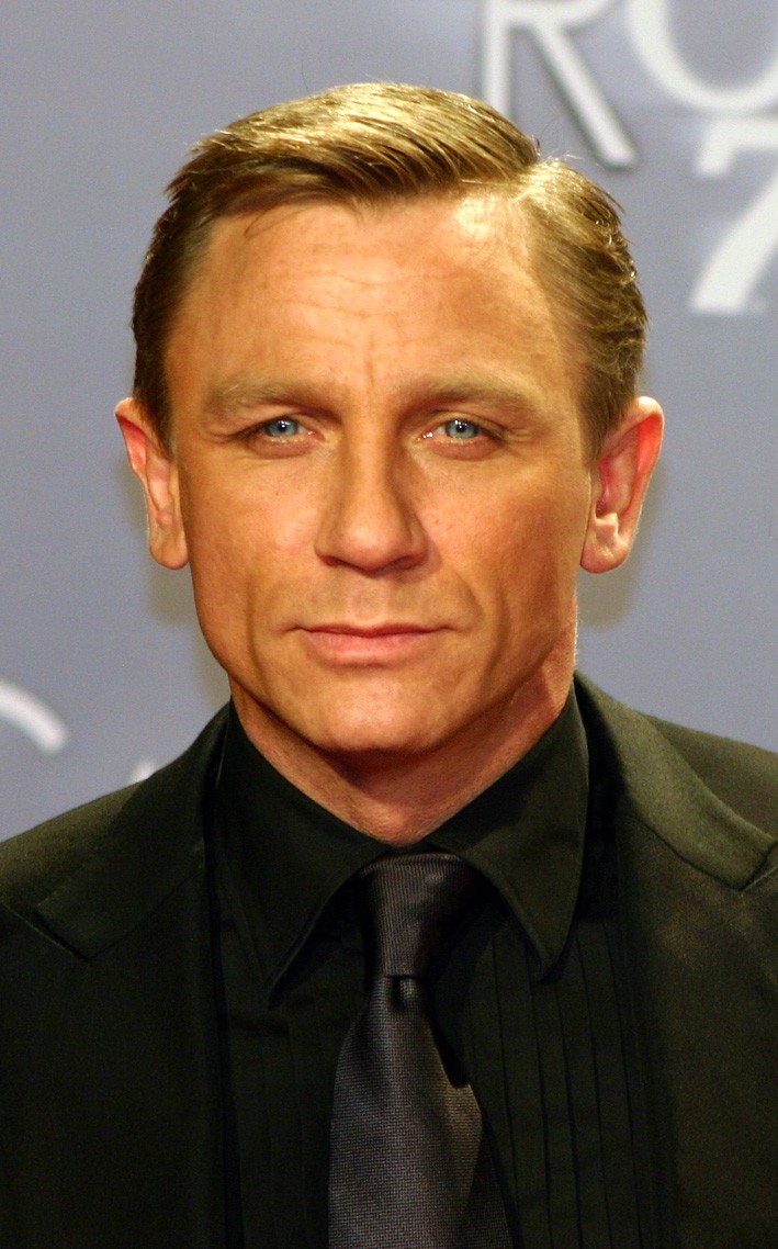 Daniel Craig - 709x1138 Wallpaper - teahub.io