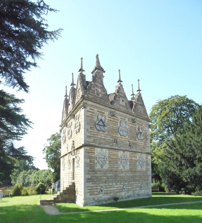Rushton Triangular Lodge - 678x750 Wallpaper - teahub.io