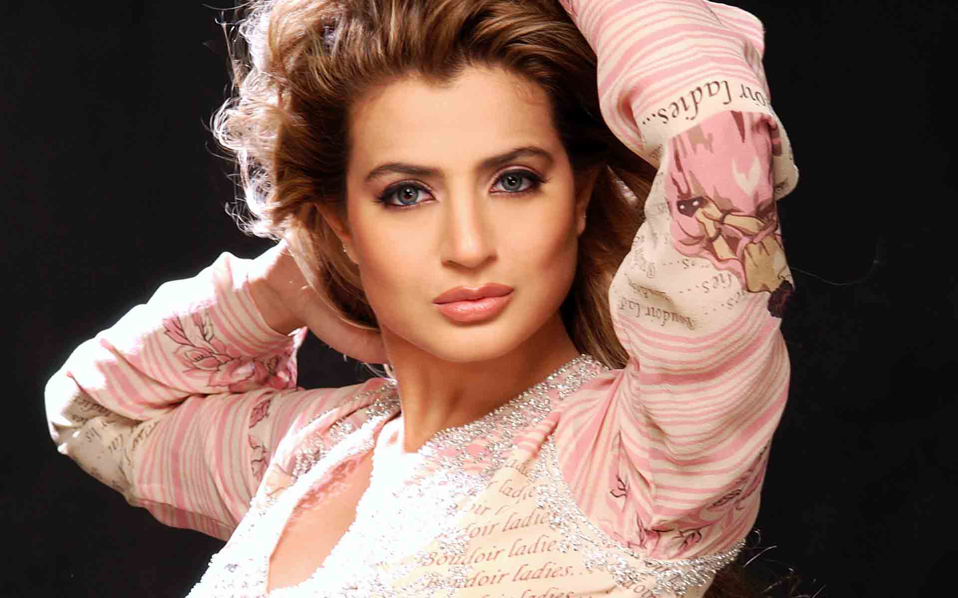 Bollywood Actress Amisha Patel 1920x1200 Wallpaper