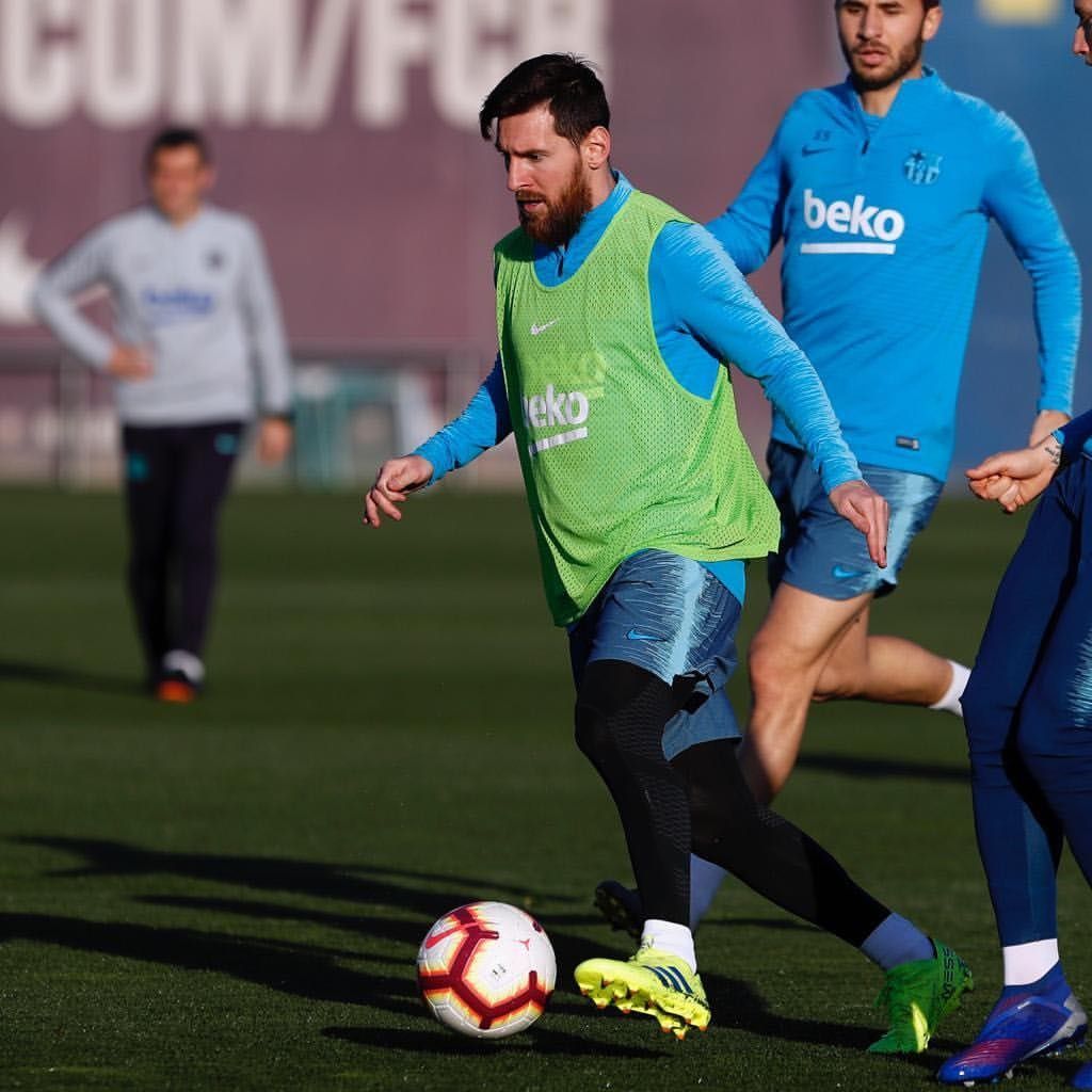 Kick Up A Soccer Ball - 1024x1024 Wallpaper - teahub.io