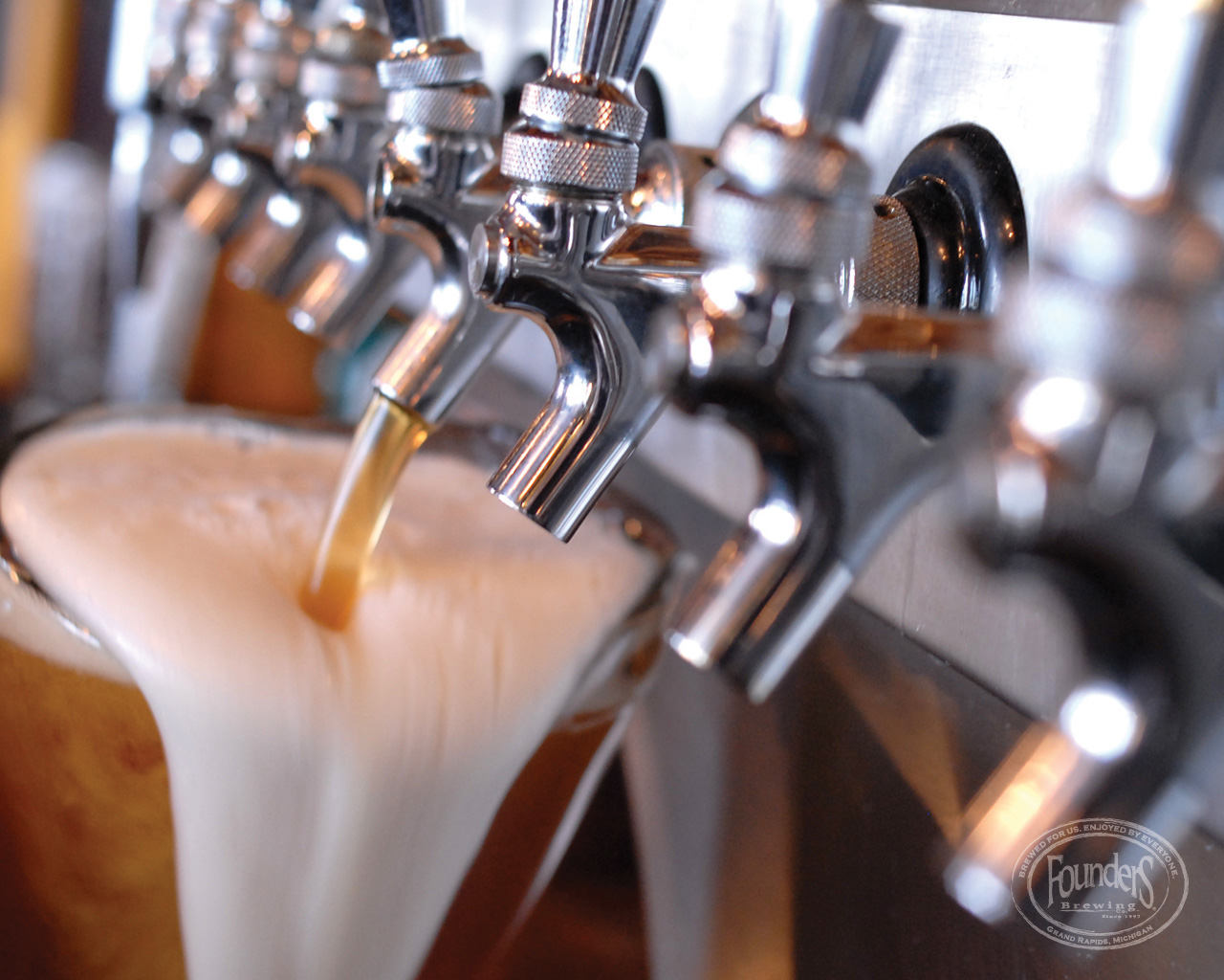 Brewery Tour - Beer Flowing From Tap - 1280x1024 Wallpaper - teahub.io