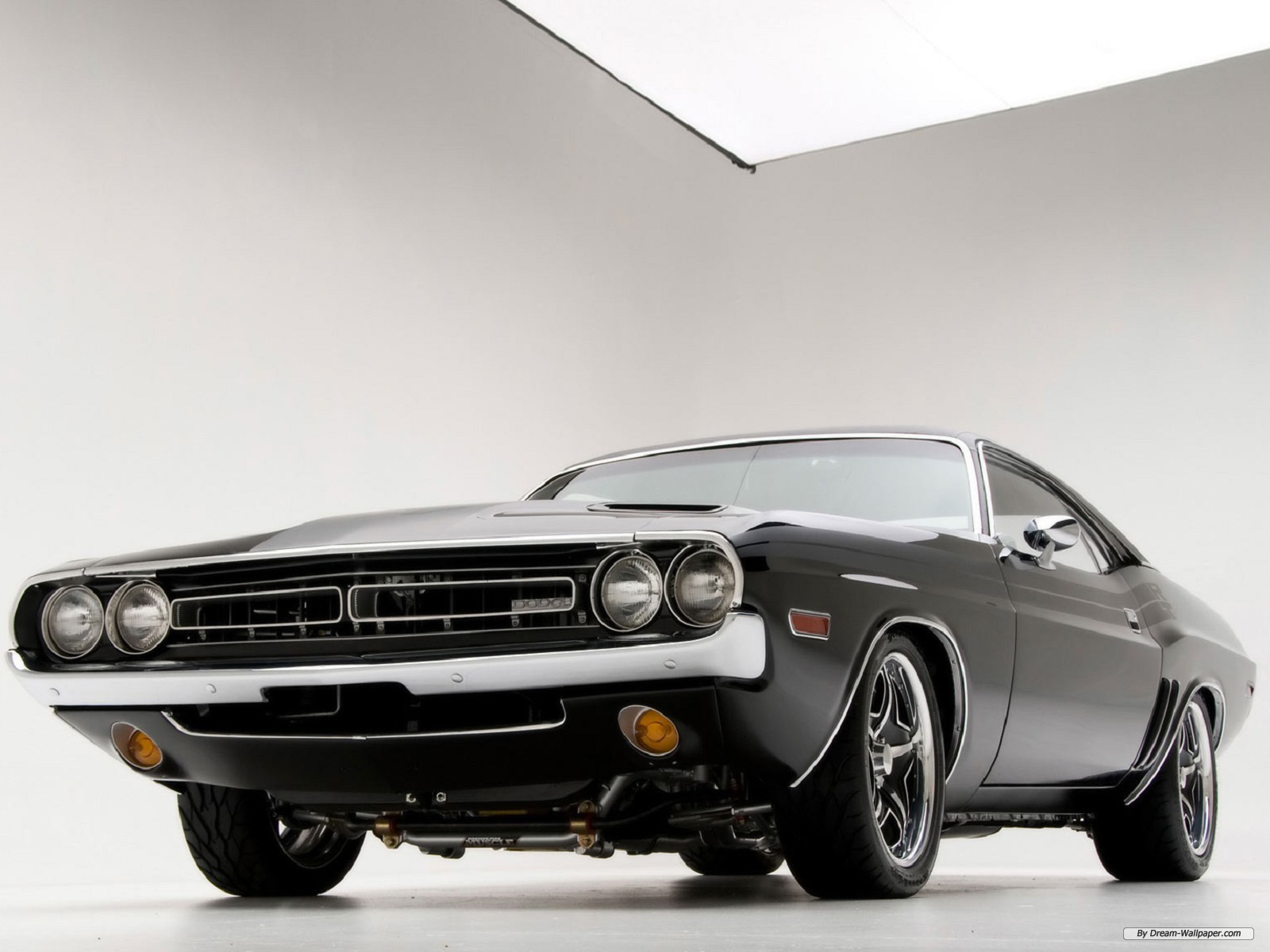 Free Auto Wallpaper - Low Angle Car Photography - 1600x1200 Wallpaper ...