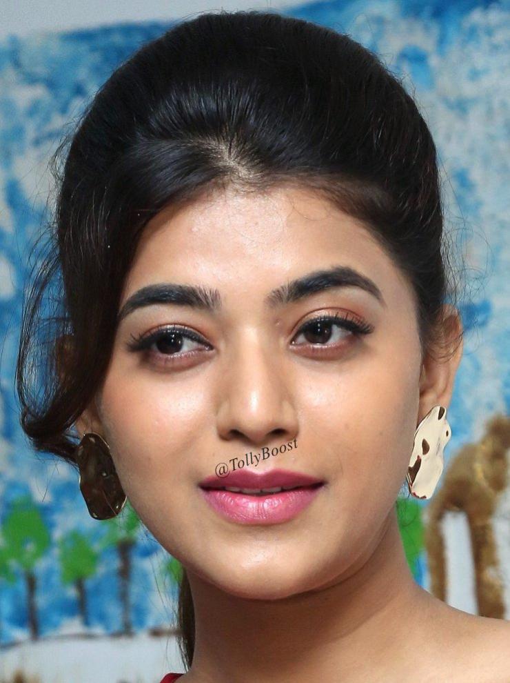 Yamini Bhaskar Hot Close Up 740x990 Wallpaper