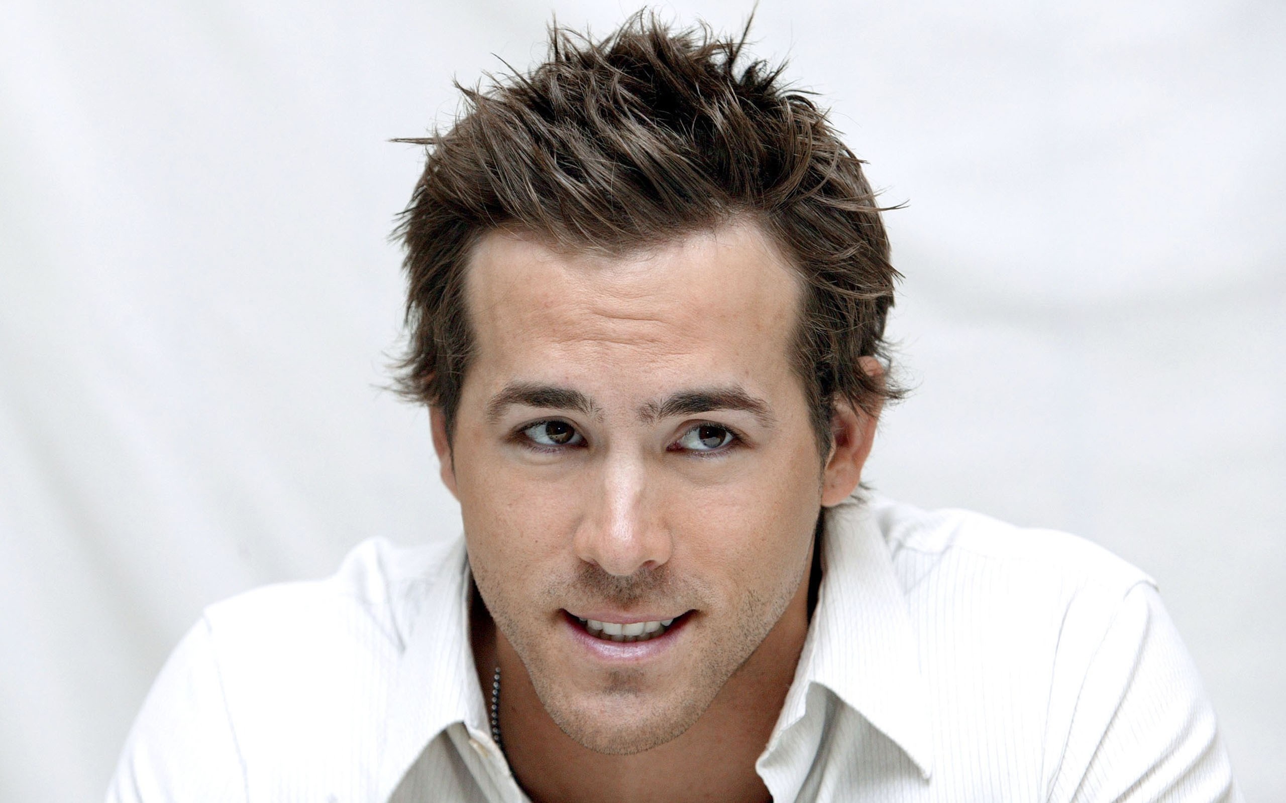 Hollywood Actors - Hd Handsome Ryan Reynolds - 2560x1600 Wallpaper ...