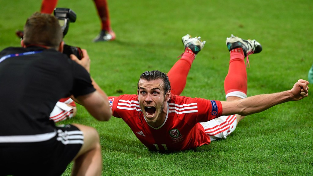 Gareth Bale Celebrating Goal Hd Wallpaper - Ronaldo Et Bale Euro 2016 ...