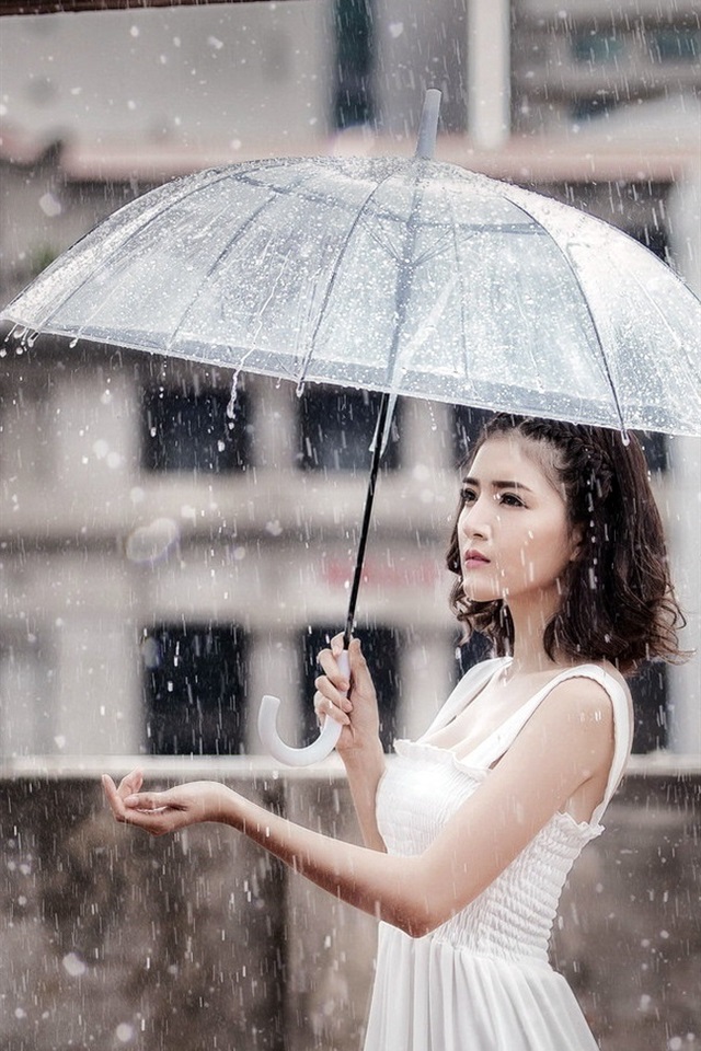 Iphone Wallpaper Asian Girl, Heavy Rain, Umbrella - Woman Heavy Rain ...