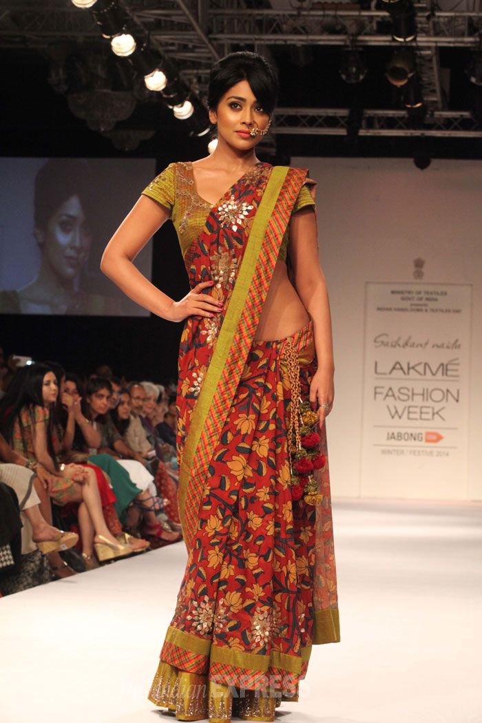Shriya Saran Lakme Fashion Week 2014 - 700x1050 Wallpaper - teahub.io