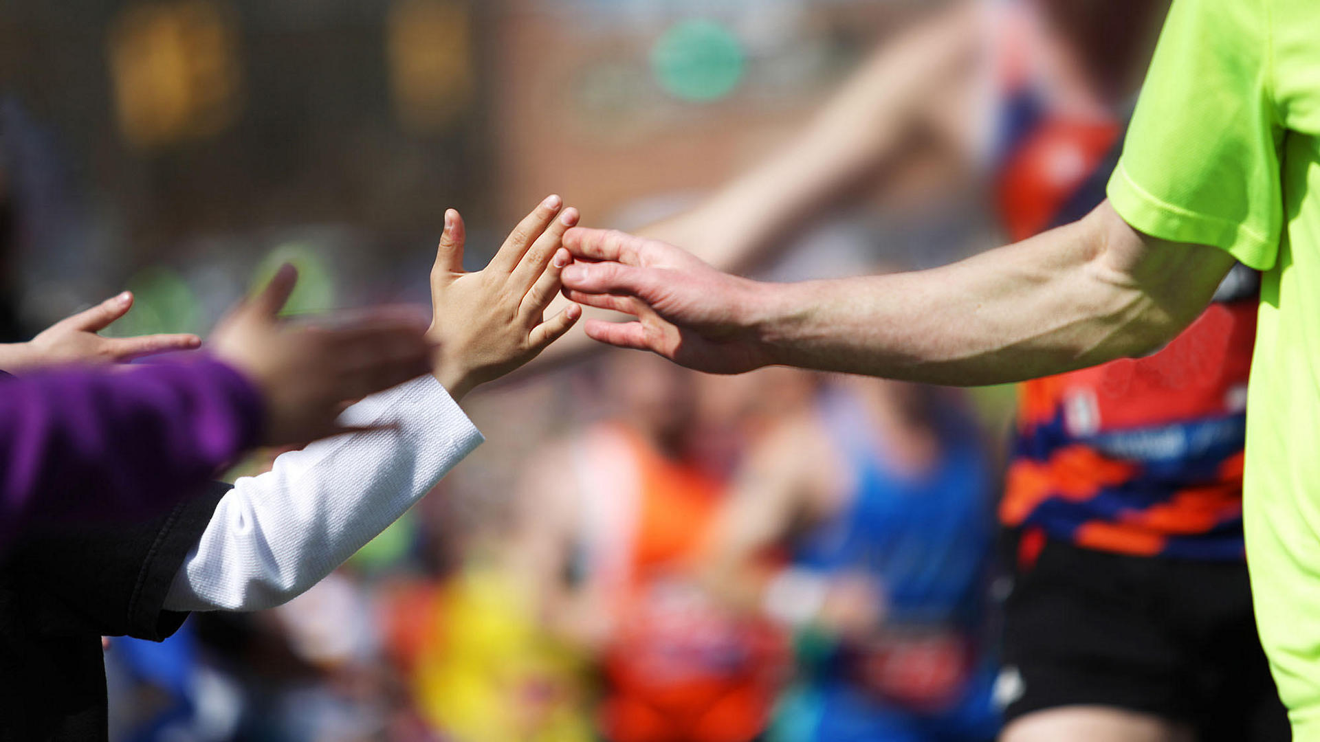 People Holding Out Their Hands To Marathon Runners - Boston - 1920x1080 ...