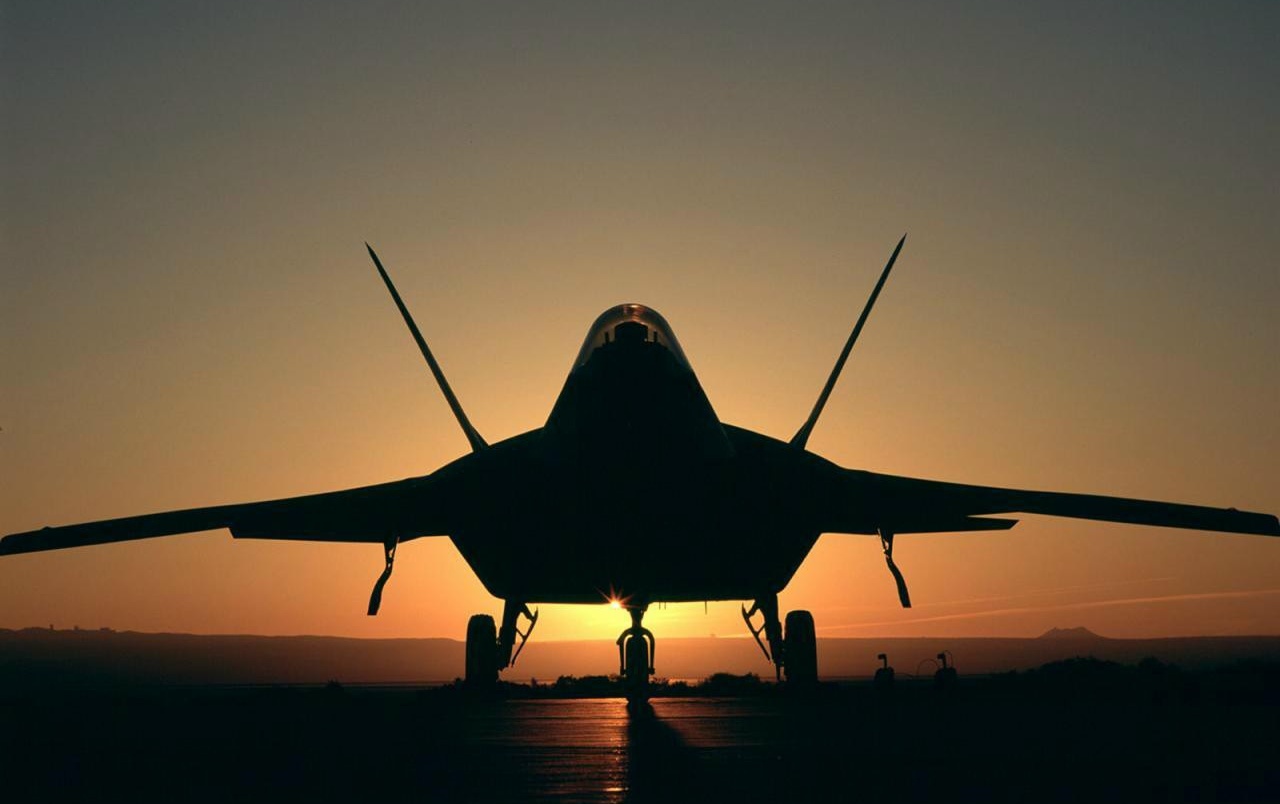 Jet In Sunset Light Wallpapers - F 22 Raptor Sunset Background ...