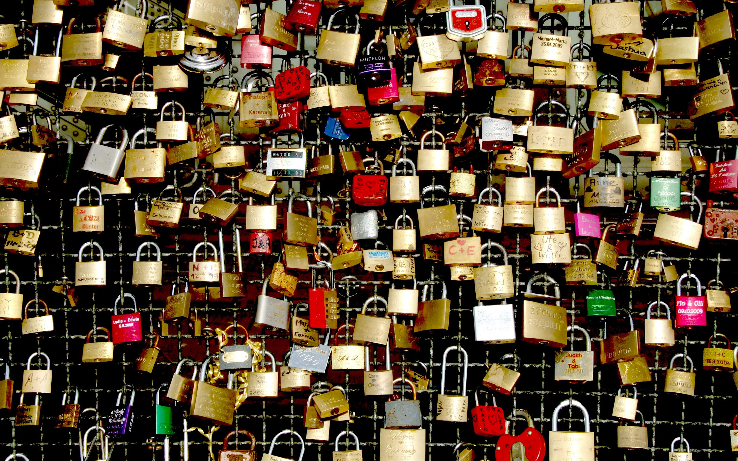 Lots Of Locks - 2560x1600 Wallpaper - teahub.io