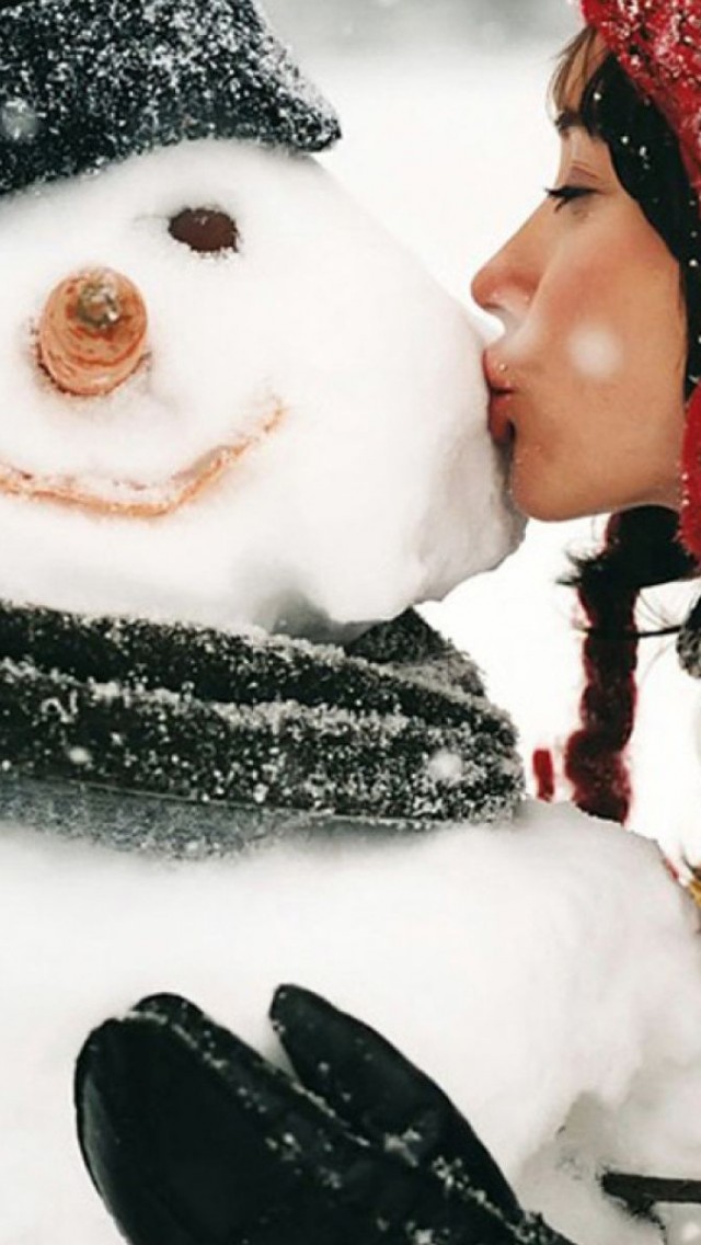 Kissing A Snowman - 640x1136 Wallpaper - teahub.io