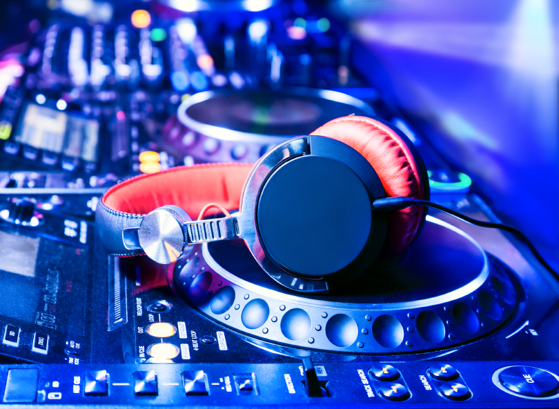 Techno Music Photo - Dj Mixer With Headphones - 810x593 Wallpaper ...