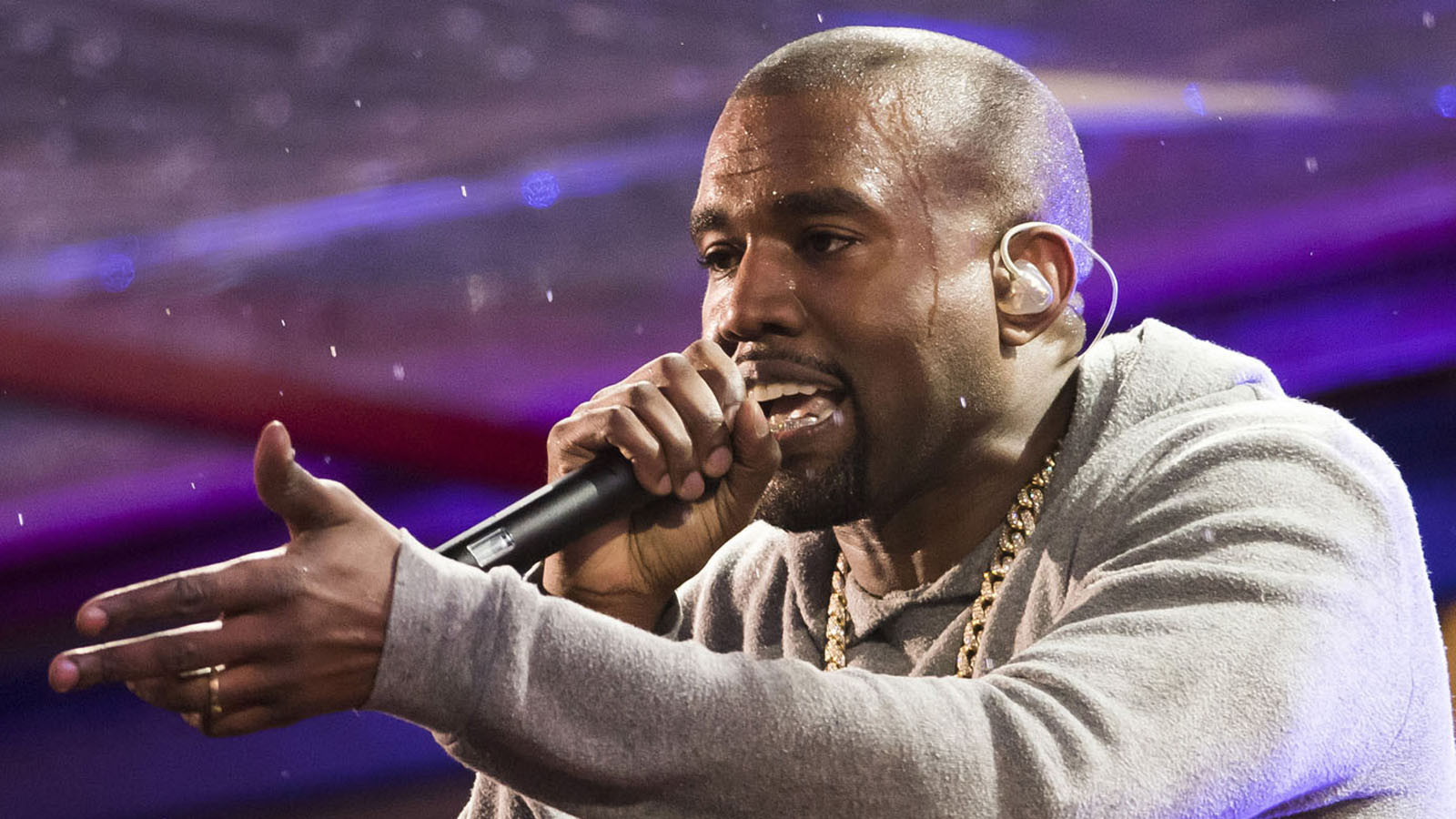 Logo Full Black - Kanye West With Mic - 1600x900 Wallpaper - teahub.io