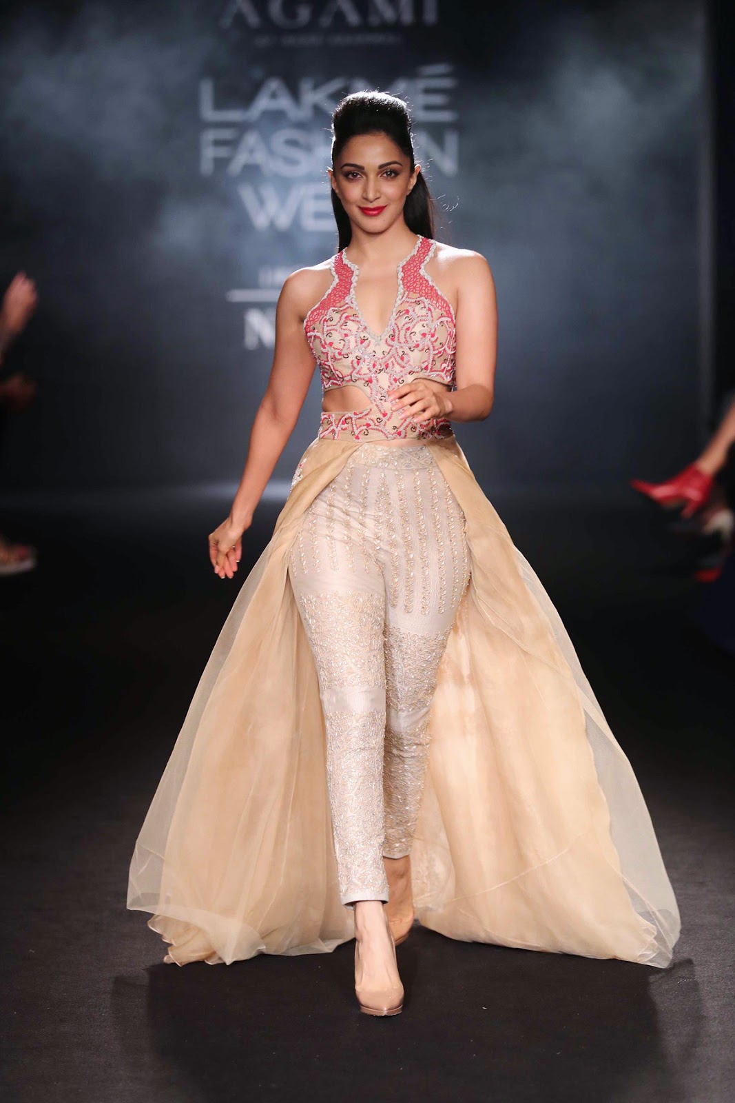Kiara Advani Ramp Walk - 1067x1600 Wallpaper - teahub.io