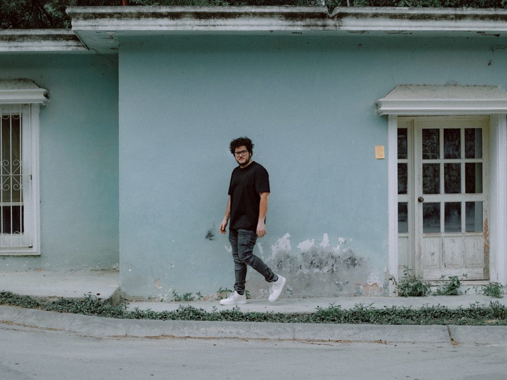 Standing - 1024x768 Wallpaper - teahub.io