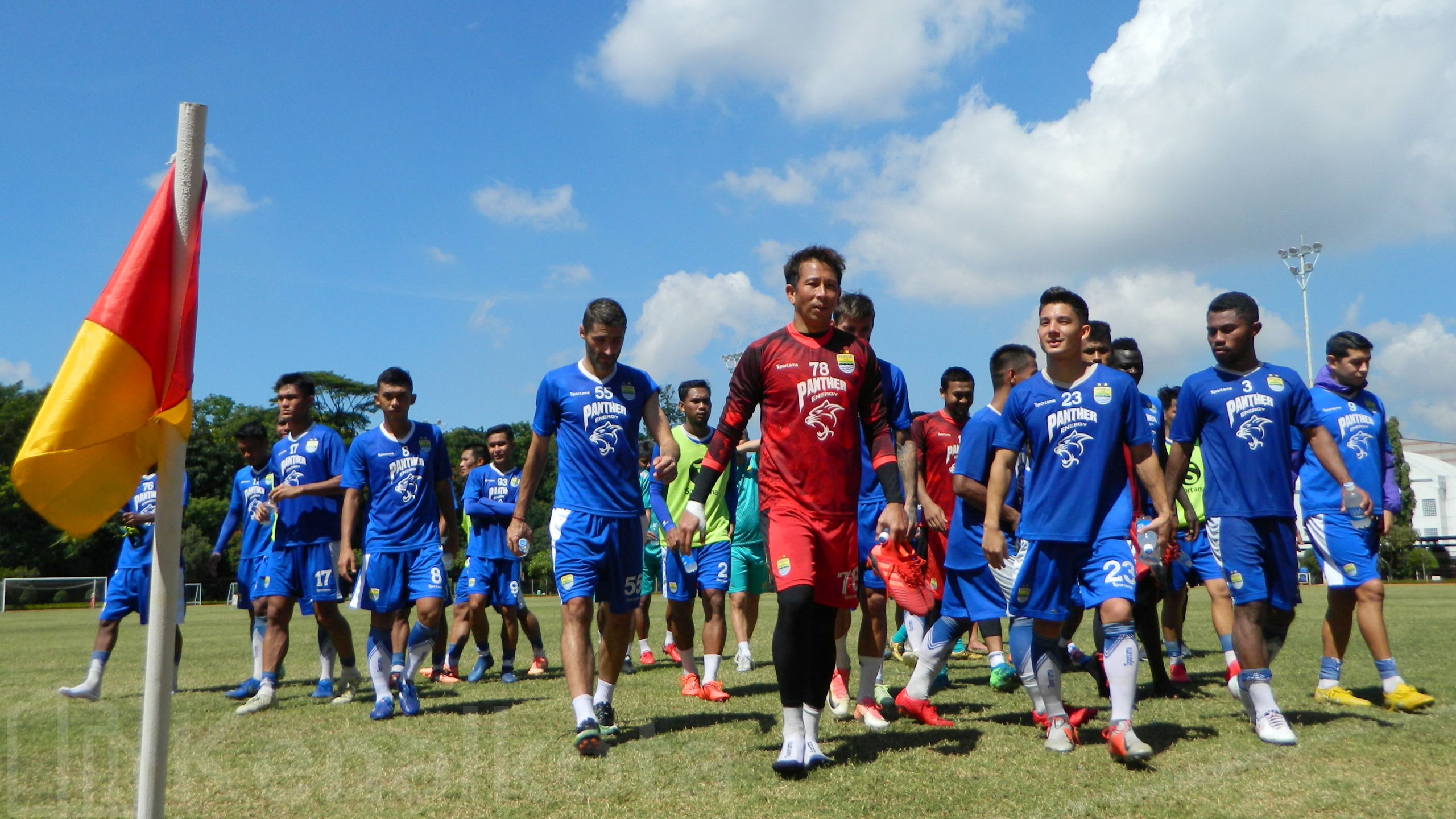 Kick Up A Soccer Ball - 2560x1440 Wallpaper - teahub.io