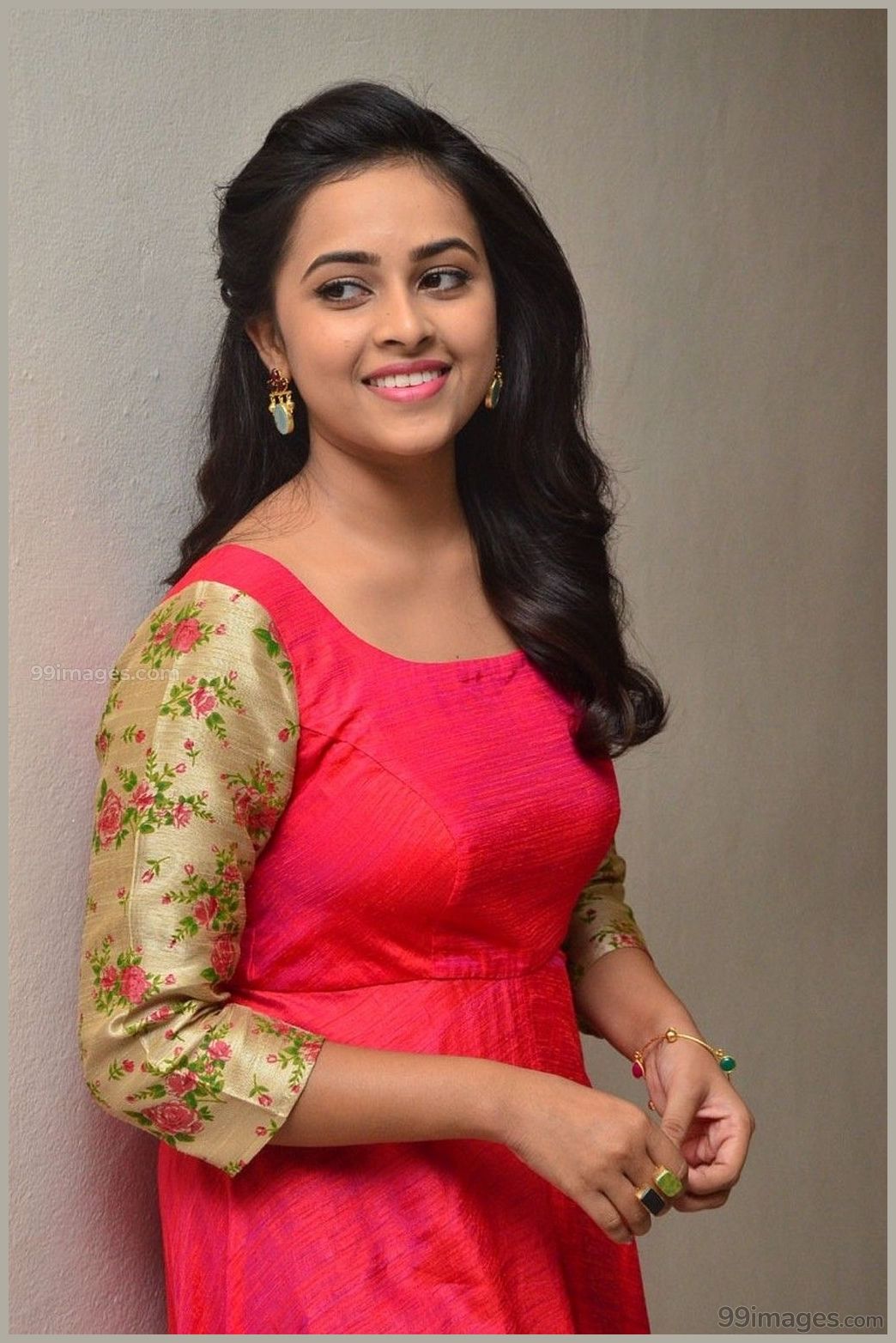Sri Divya Beautiful Hd - 1044x1564 Wallpaper - teahub.io