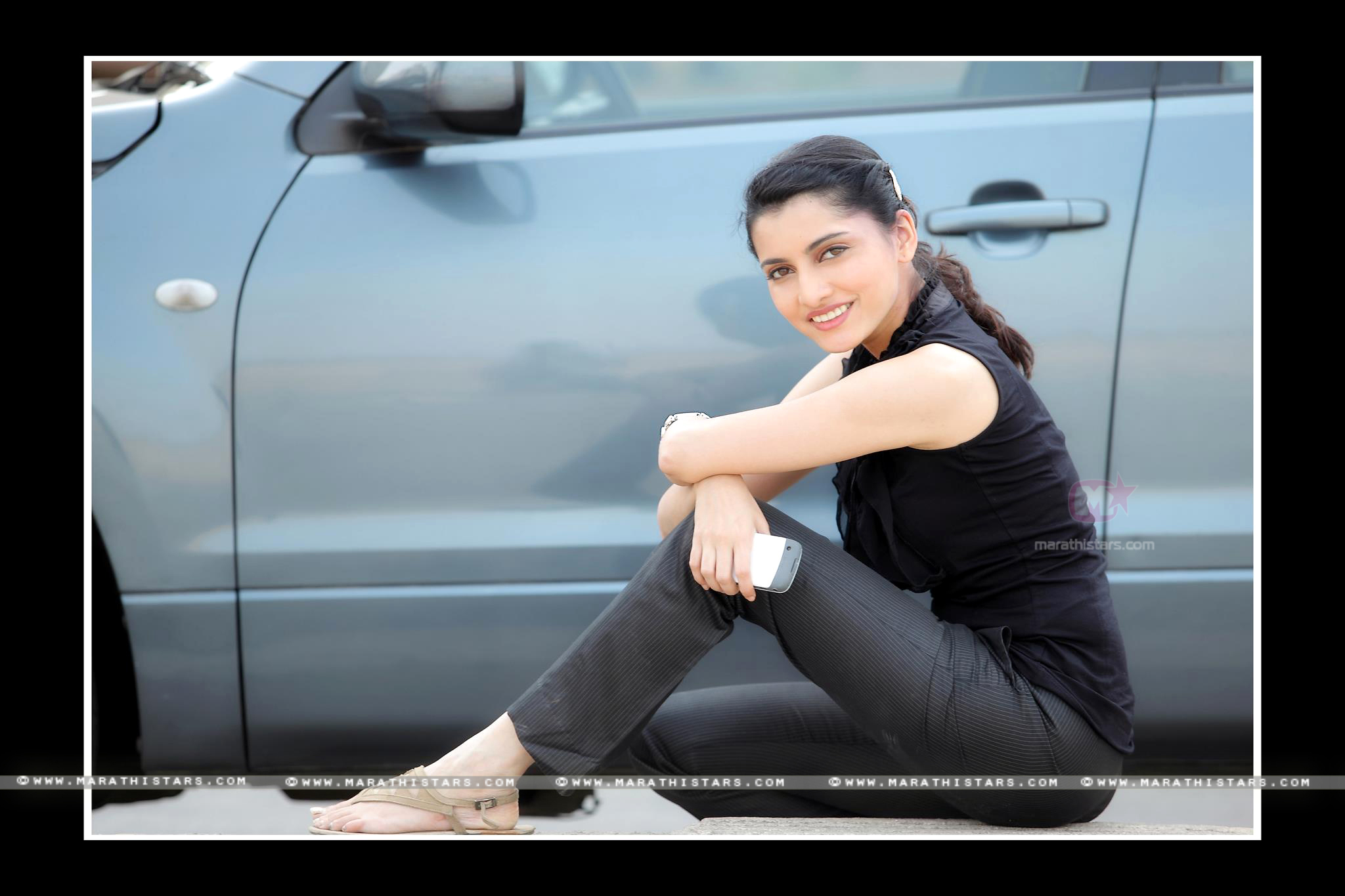 Tv Serial Cid Actress - Sitting - 2048x1365 Wallpaper - teahub.io