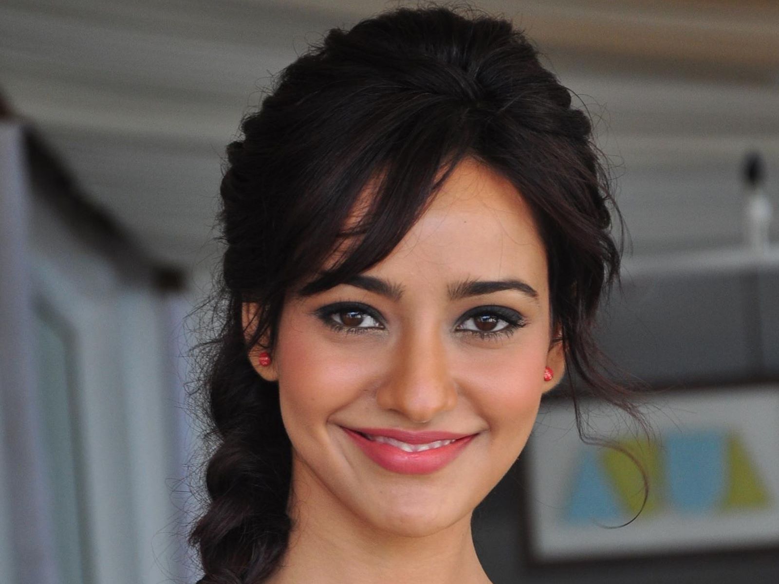 Neha Sharma Beautiful Smiling Face Hd Wallpaper - Yamla Pagla Deewana ...