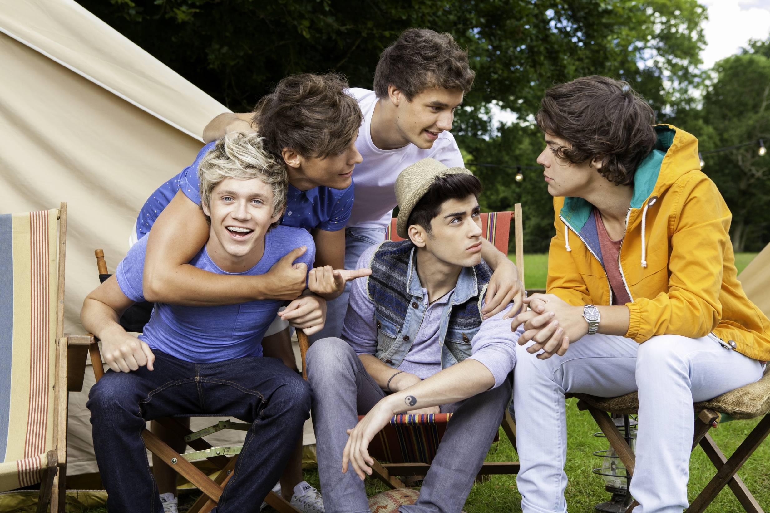 1d Live While We Young - 2466x1644 Wallpaper - teahub.io