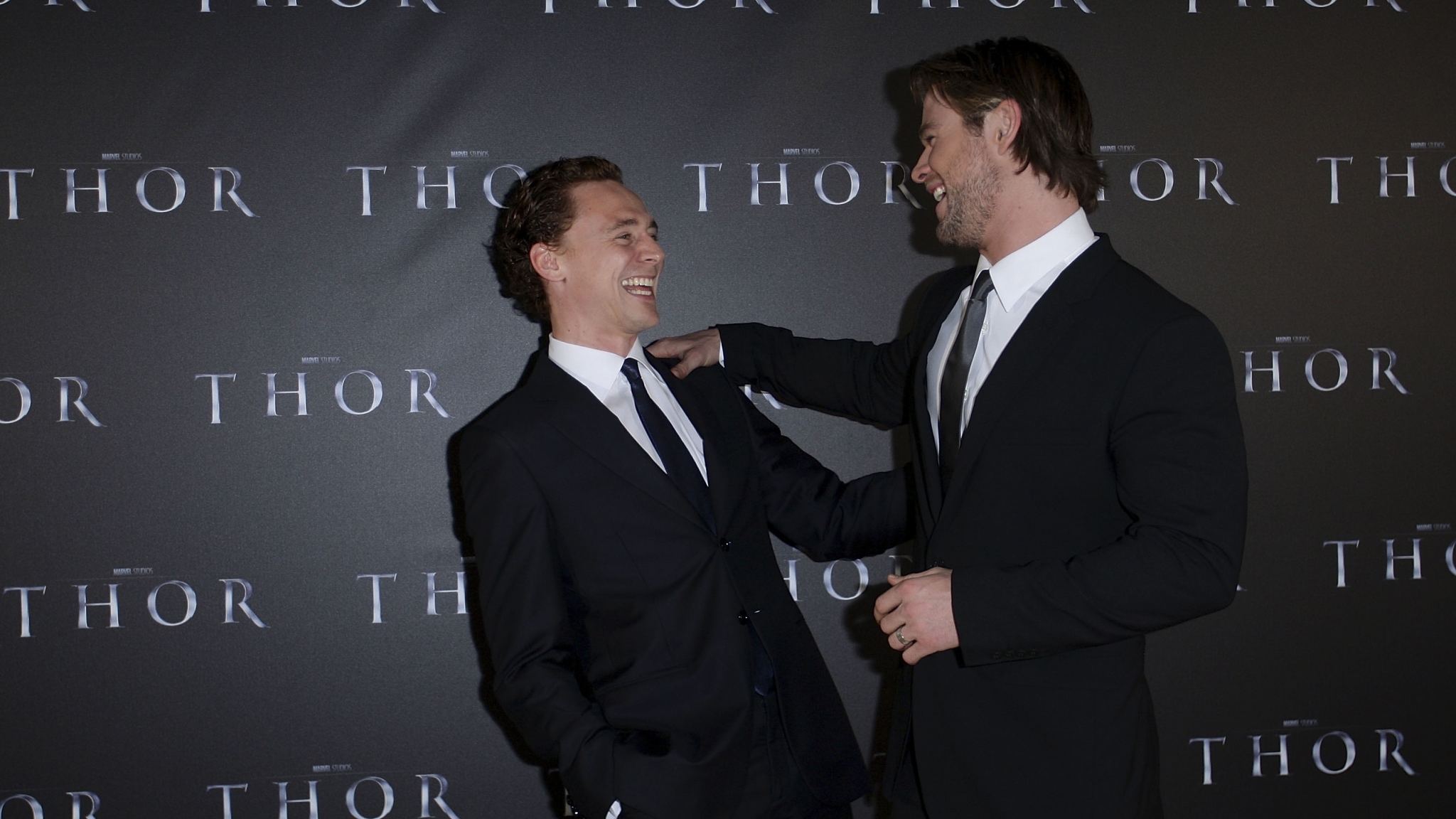 Tom Hiddleston Chris Hemsworth Thor Premiere - 2048x1152 Wallpaper ...