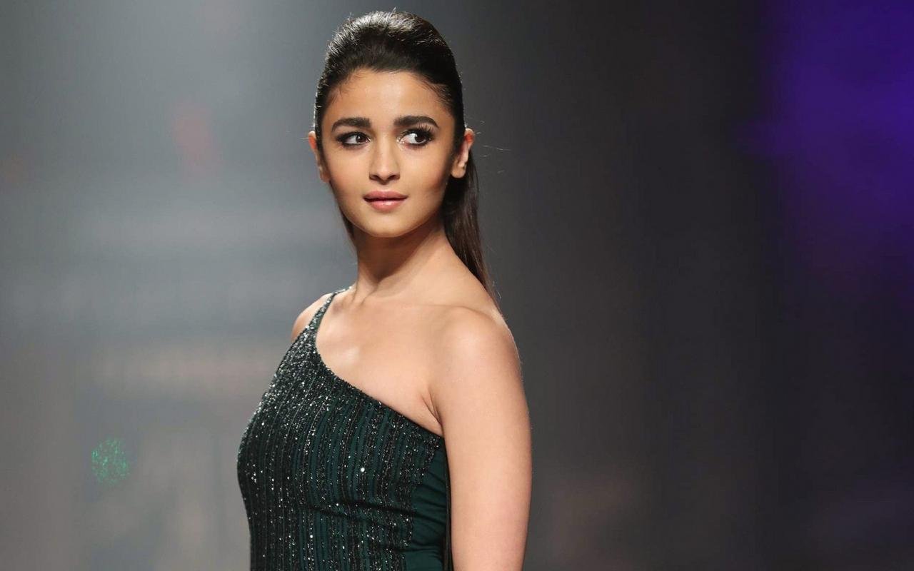 R Print Beautiful Actress Alia Bhatt Hd Wallpaper Multicolor - Alia ...