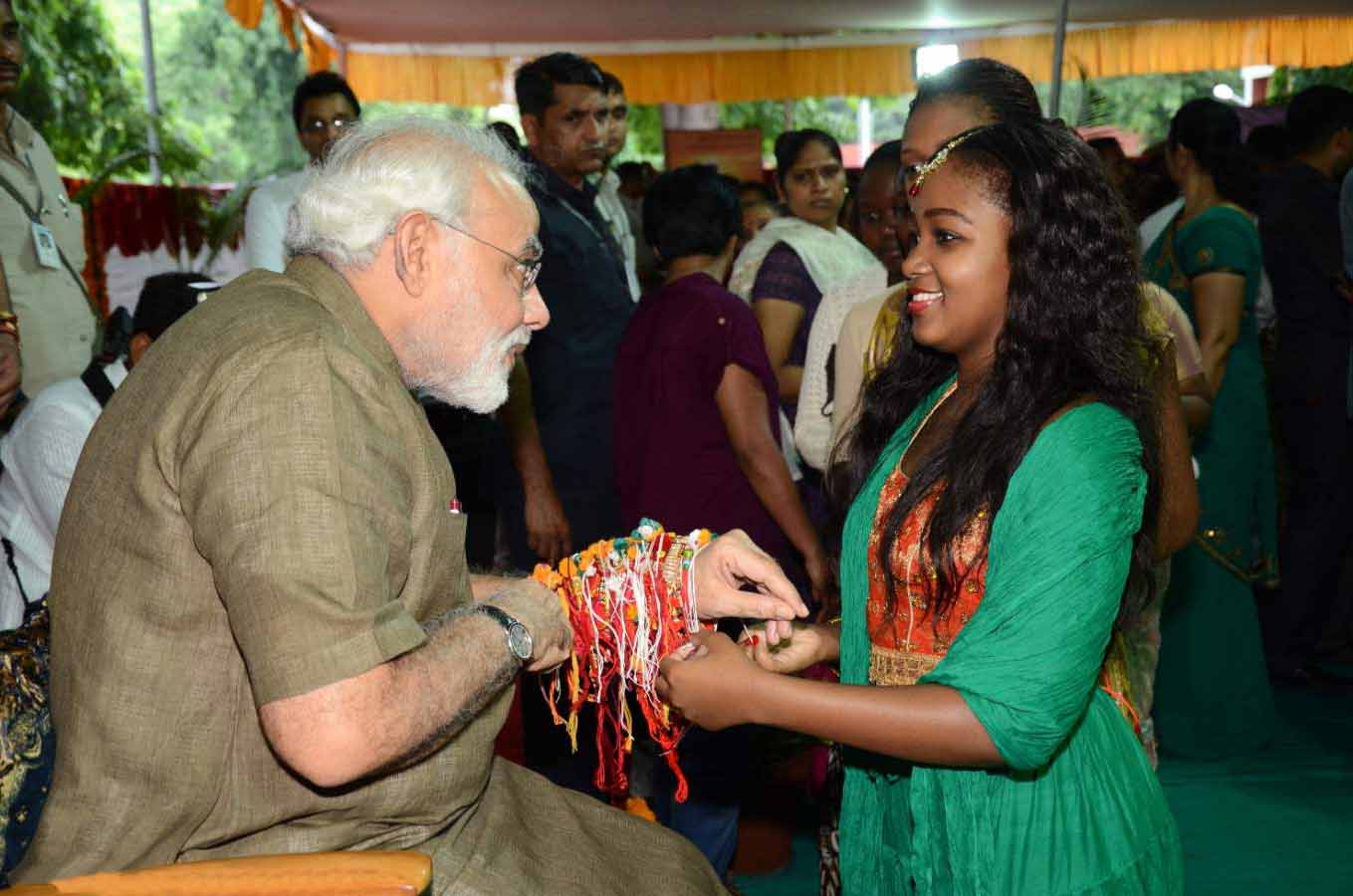 Pm Narendra Modi Wish Happy Rakhi Wallpapers And Backgrounds - Wedding ...