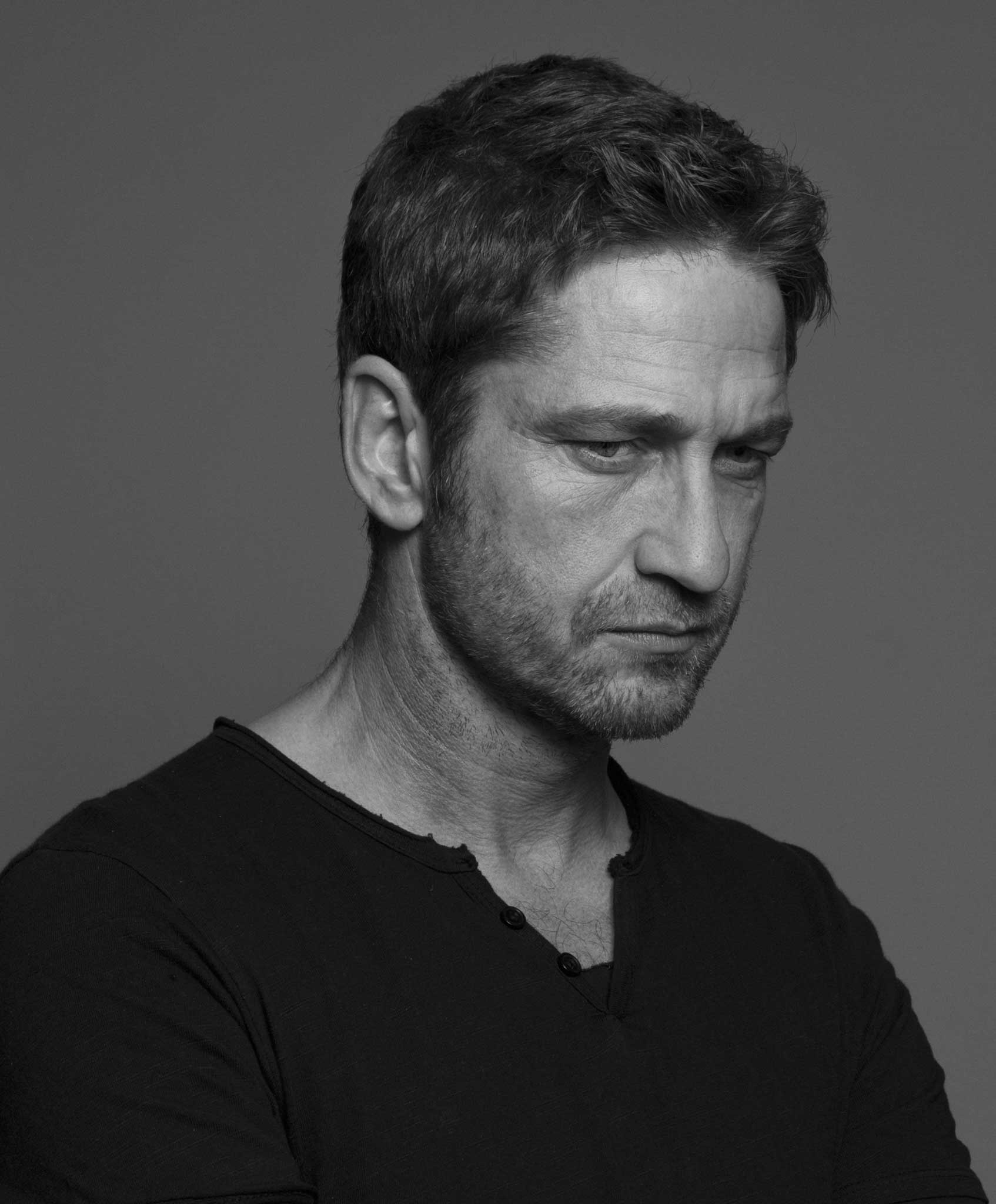 Gerard Butler Sad - 1694x2048 Wallpaper - teahub.io
