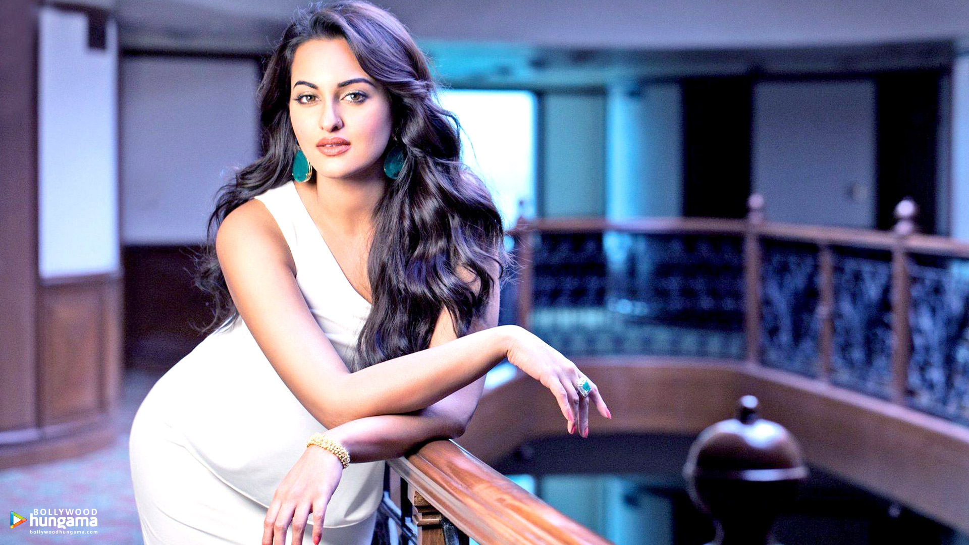 Sonakshi Sinha - Sonakshi Sinha Beautiful Dress - 1920x1080 Wallpaper ...
