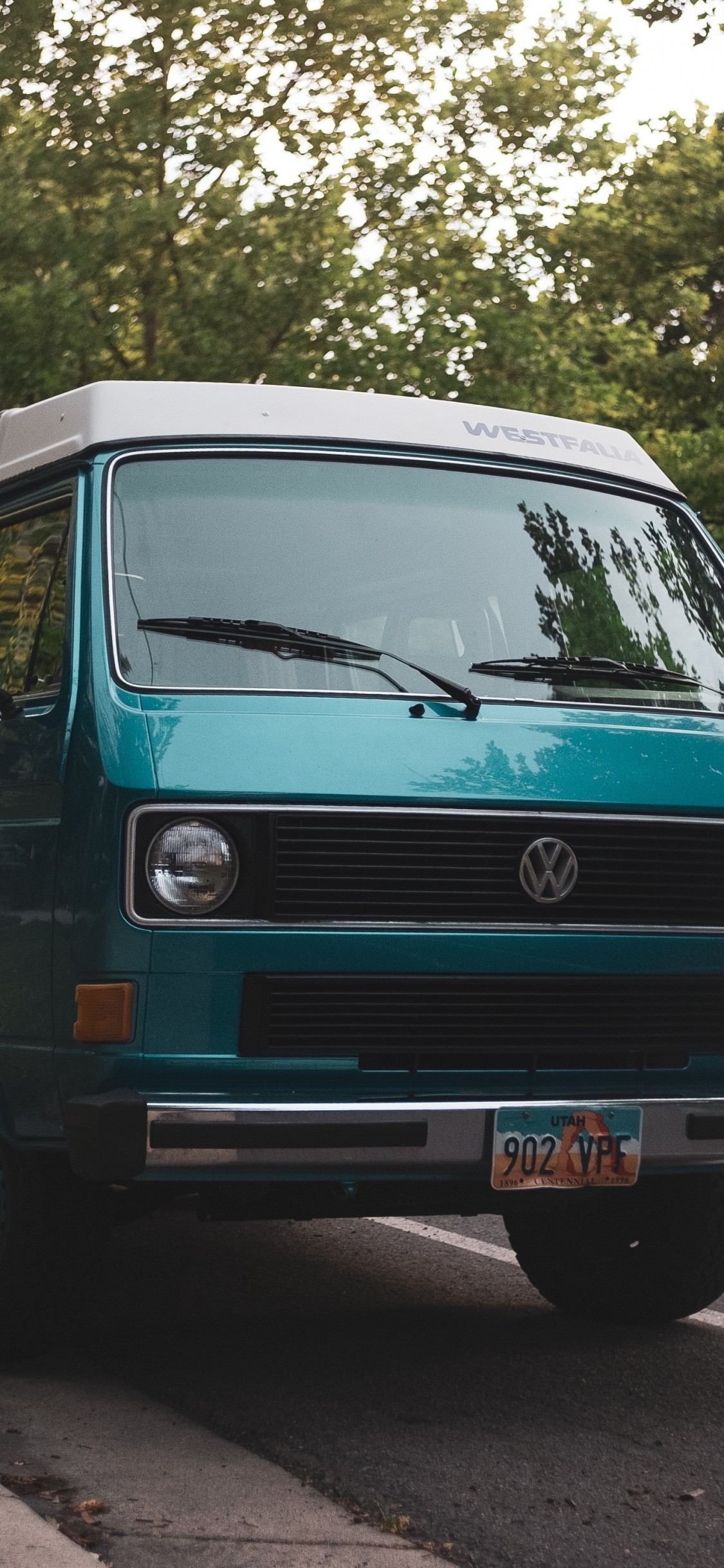 Volkswagen Combi, Van, Sreet - Vehicle - 1125x2436 Wallpaper - teahub.io