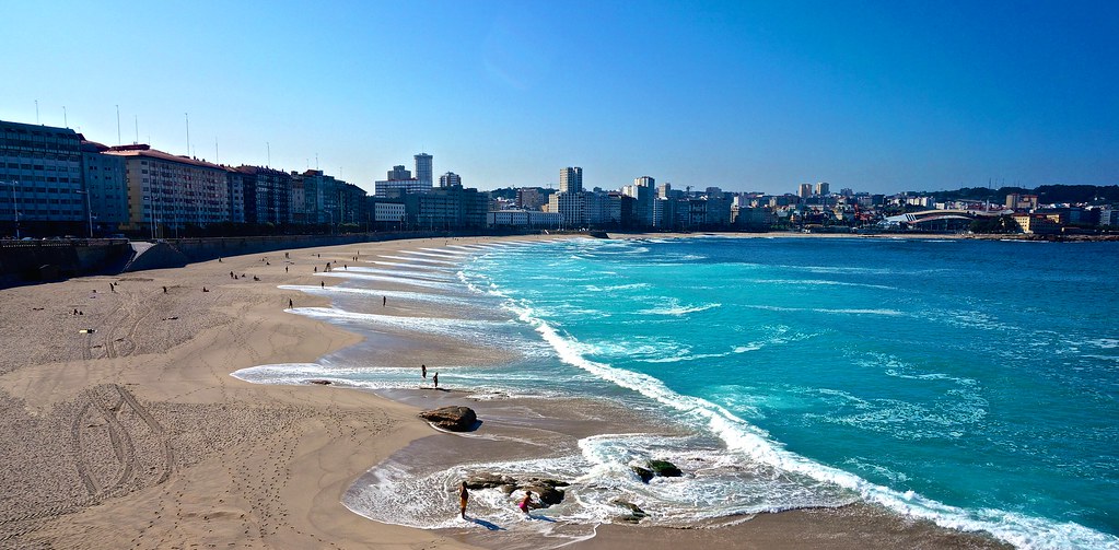 Playa De Riazor Galicia - 1023x503 Wallpaper - teahub.io