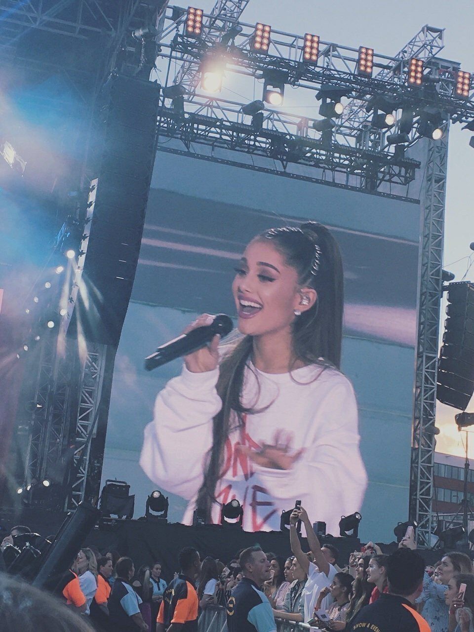 Ariana Grande One Love Manchester Smiling - 960x1280 Wallpaper - teahub.io