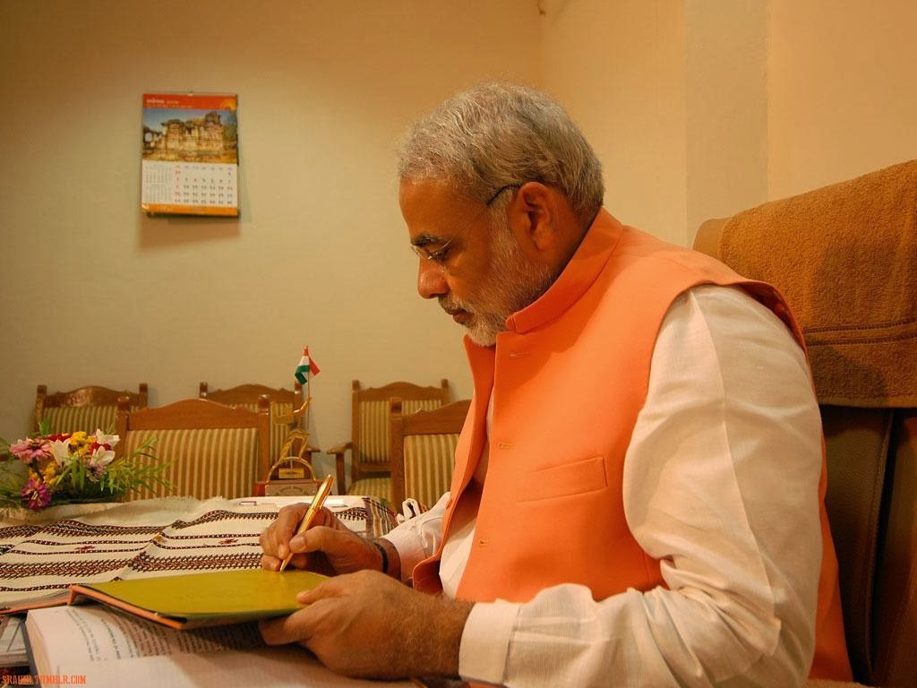 Narendra Modi Office Hd Wallpaper - Narendra Modi Signing - 1024x768 ...