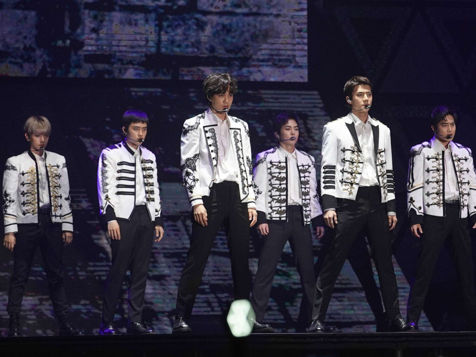 Korean Boy Band Performance - 1600x1200 Wallpaper - teahub.io