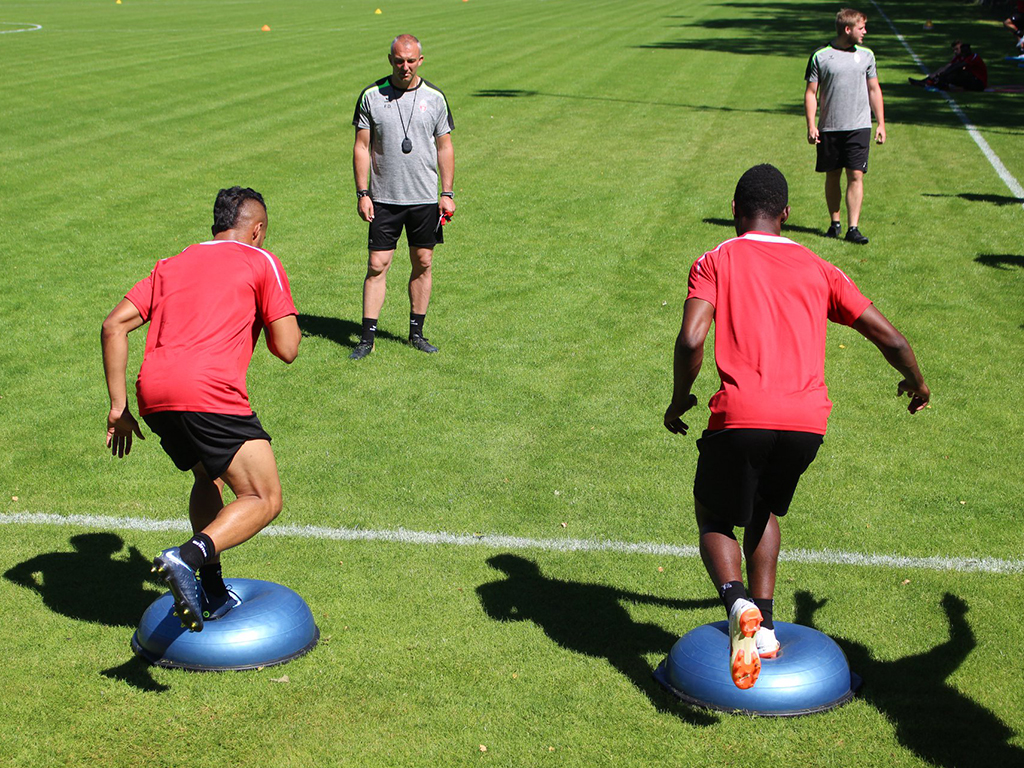 Kick Up A Soccer Ball - 1024x768 Wallpaper - teahub.io