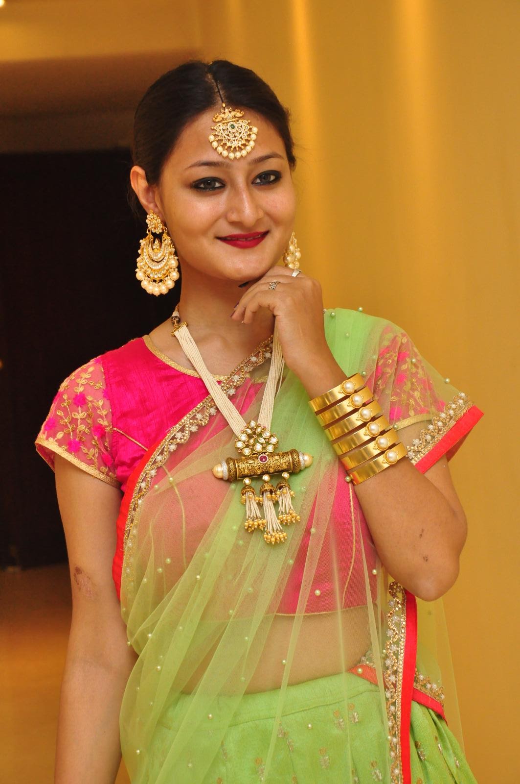 Nilofer Latest Sizzling Photos Gallery Hq Photo - Sari - 1063x1600 ...