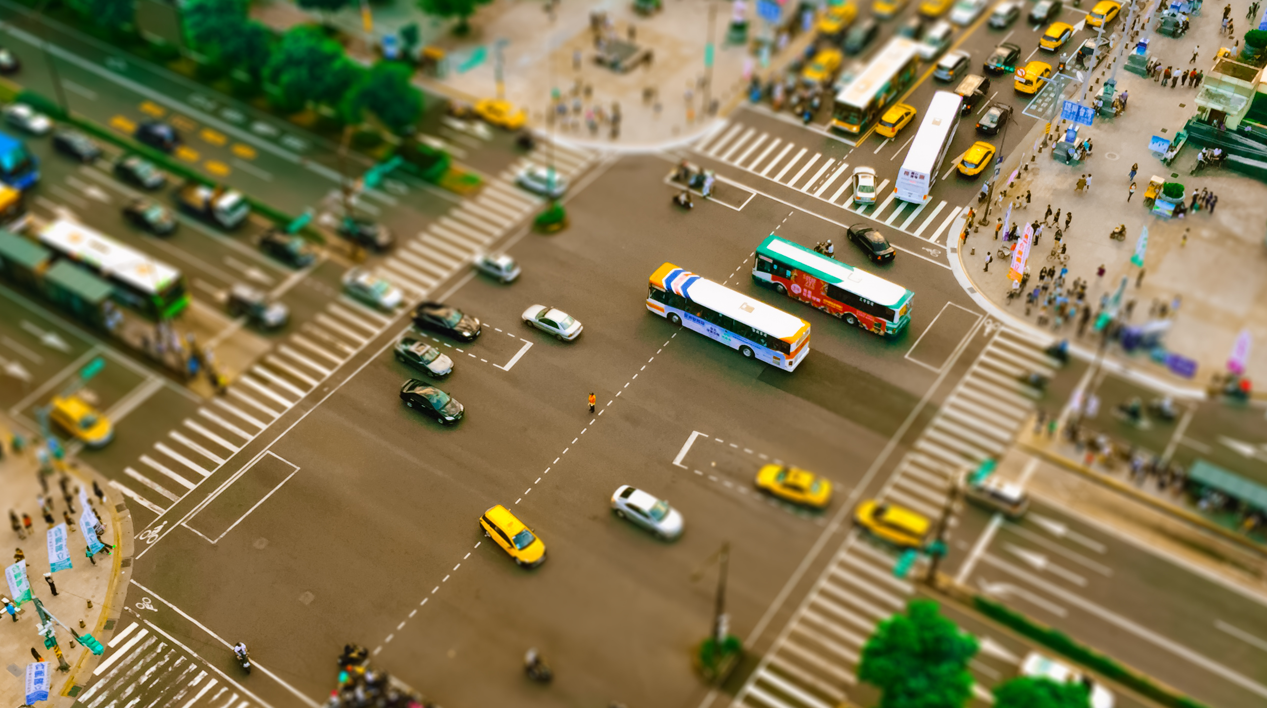 Tilt Shift Street - 2533x1417 Wallpaper - teahub.io