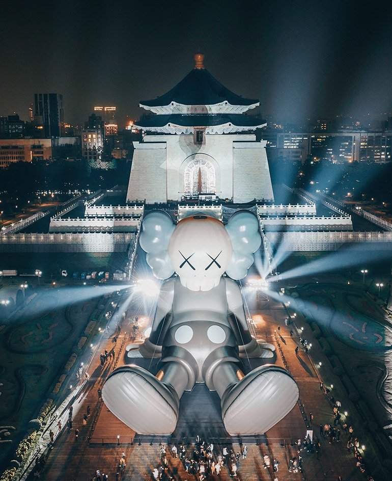 Tweet Picture - Kaws Floating Hong Kong - 770x944 Wallpaper - teahub.io