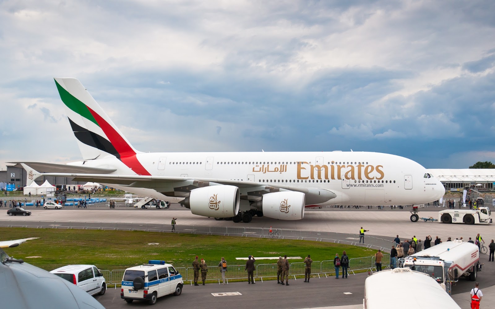 Biggest Passenger Plane Emirates - 1600x1000 Wallpaper - teahub.io