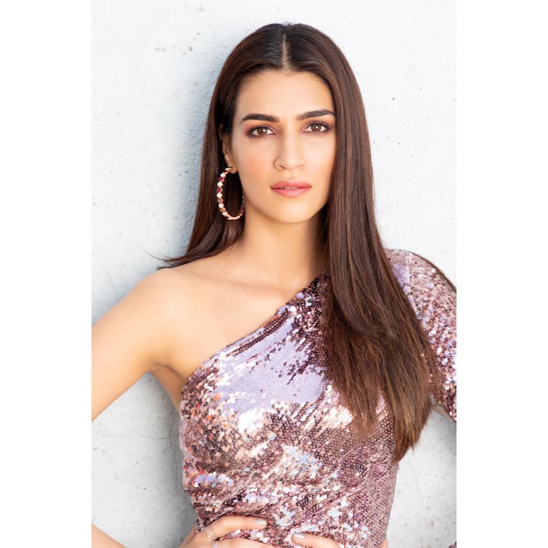 Bollywood Actress Kriti Sanon Boobs Kriti Sanon Hot Bools 1080x1080