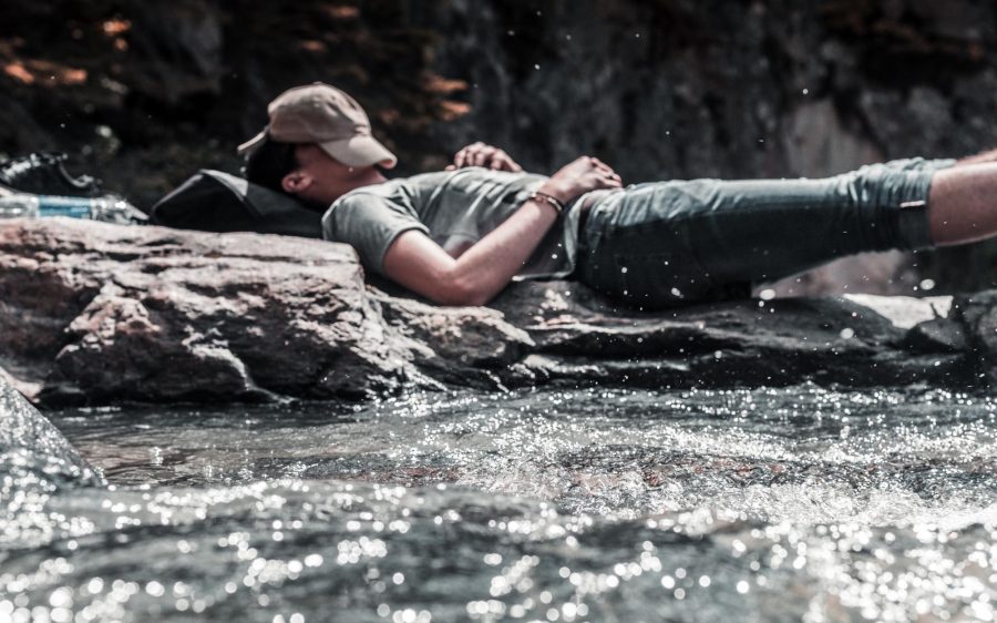 A Guy Sleeping In A Stream - 900x562 Wallpaper - teahub.io