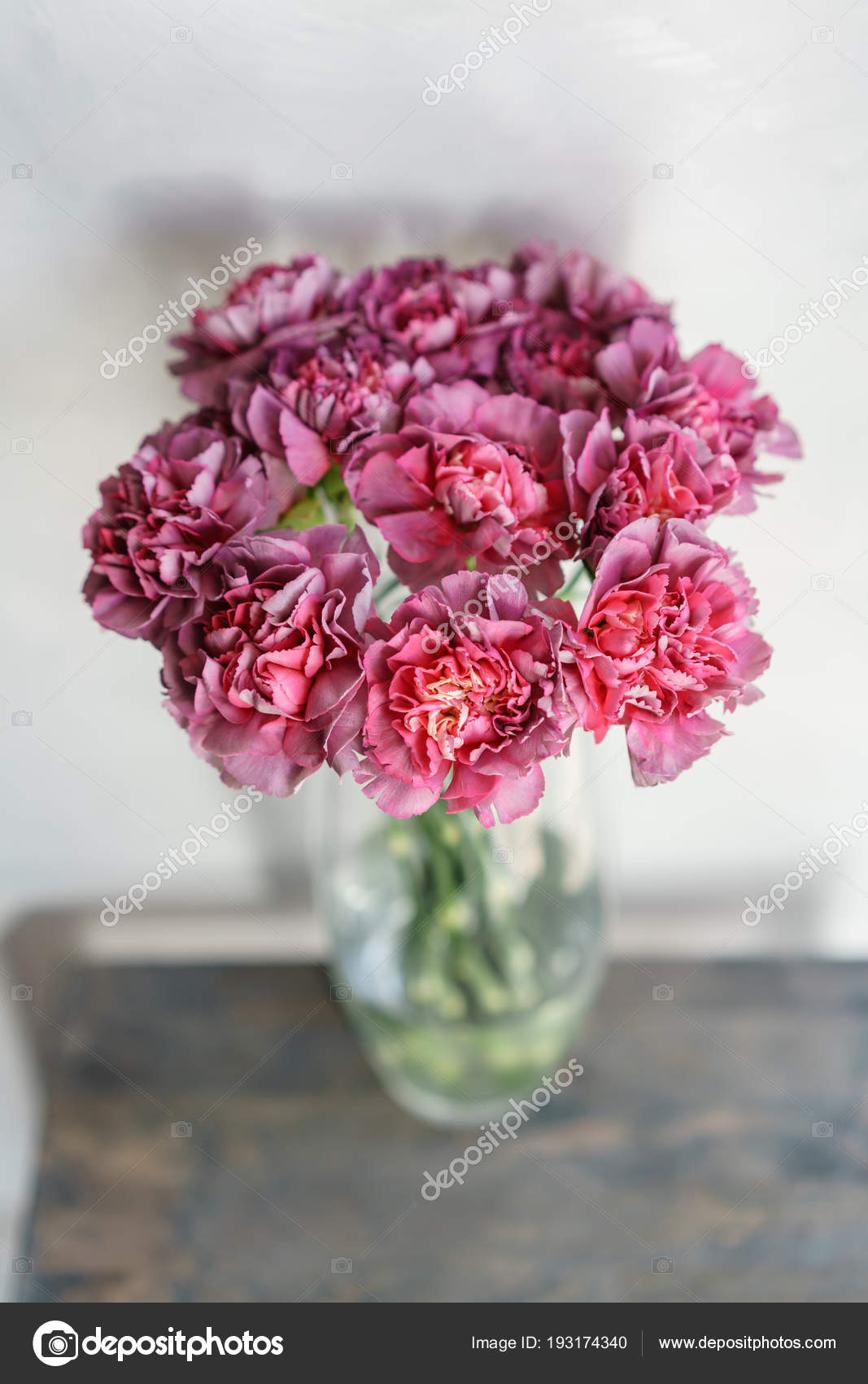 Carnation Flower In Vase On Table - 1067x1700 Wallpaper - teahub.io