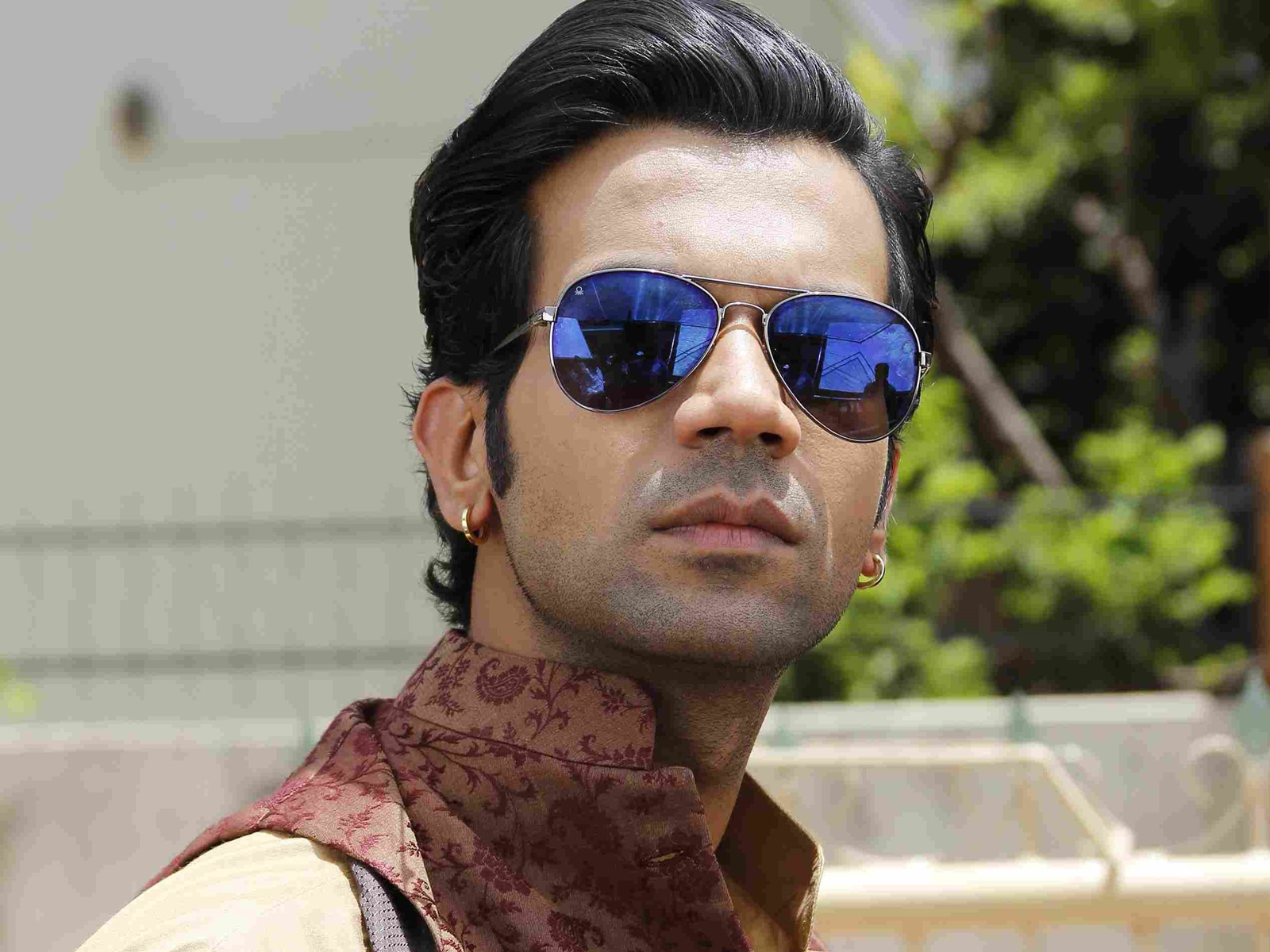 Rajkummar Rao In Goggles Hd Wallpaper - Scarf - 1600x1200 Wallpaper ...