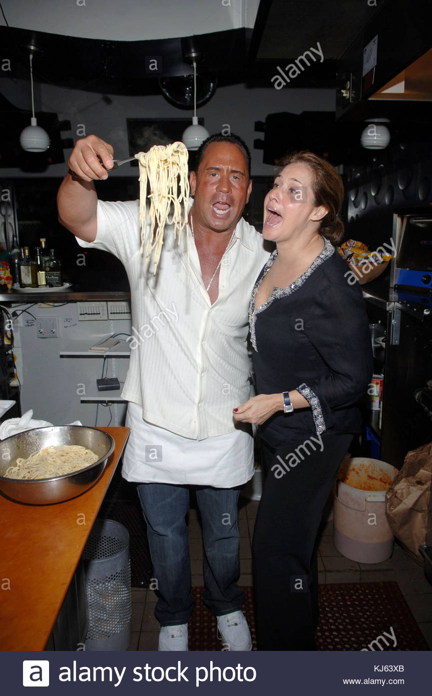 June, 10, - Edie Falco New Jersey - 863x1390 Wallpaper - teahub.io