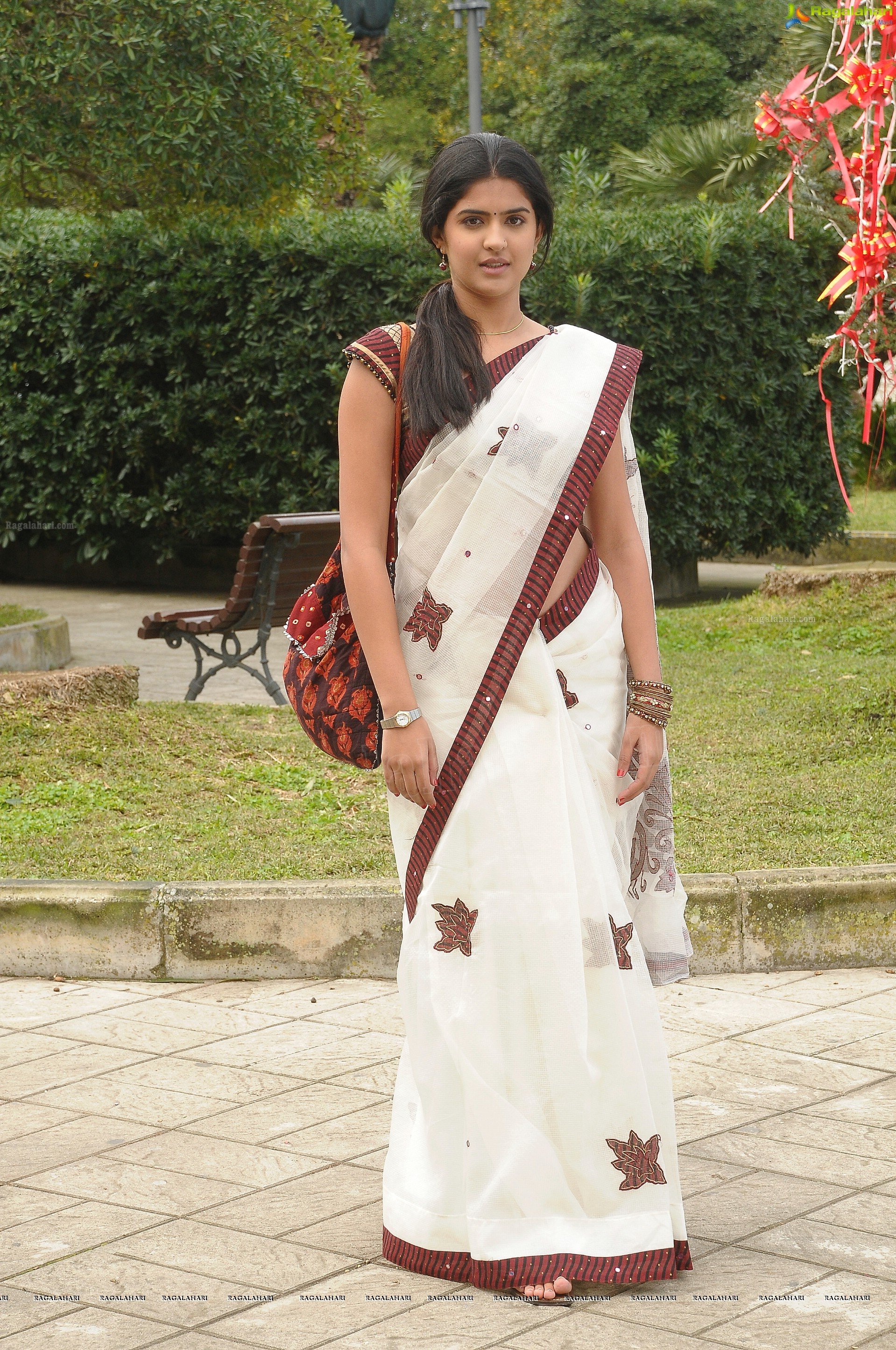 Deeksha Seth In Sarees - 1919x2890 Wallpaper - teahub.io