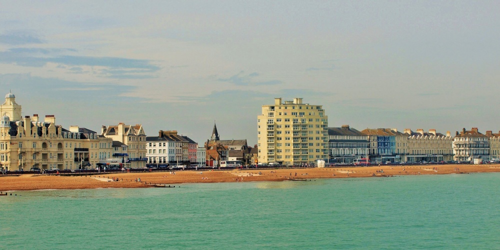 Eastbourne Beachfront View From The Pier - Queens Hotel - 1000x500 ...